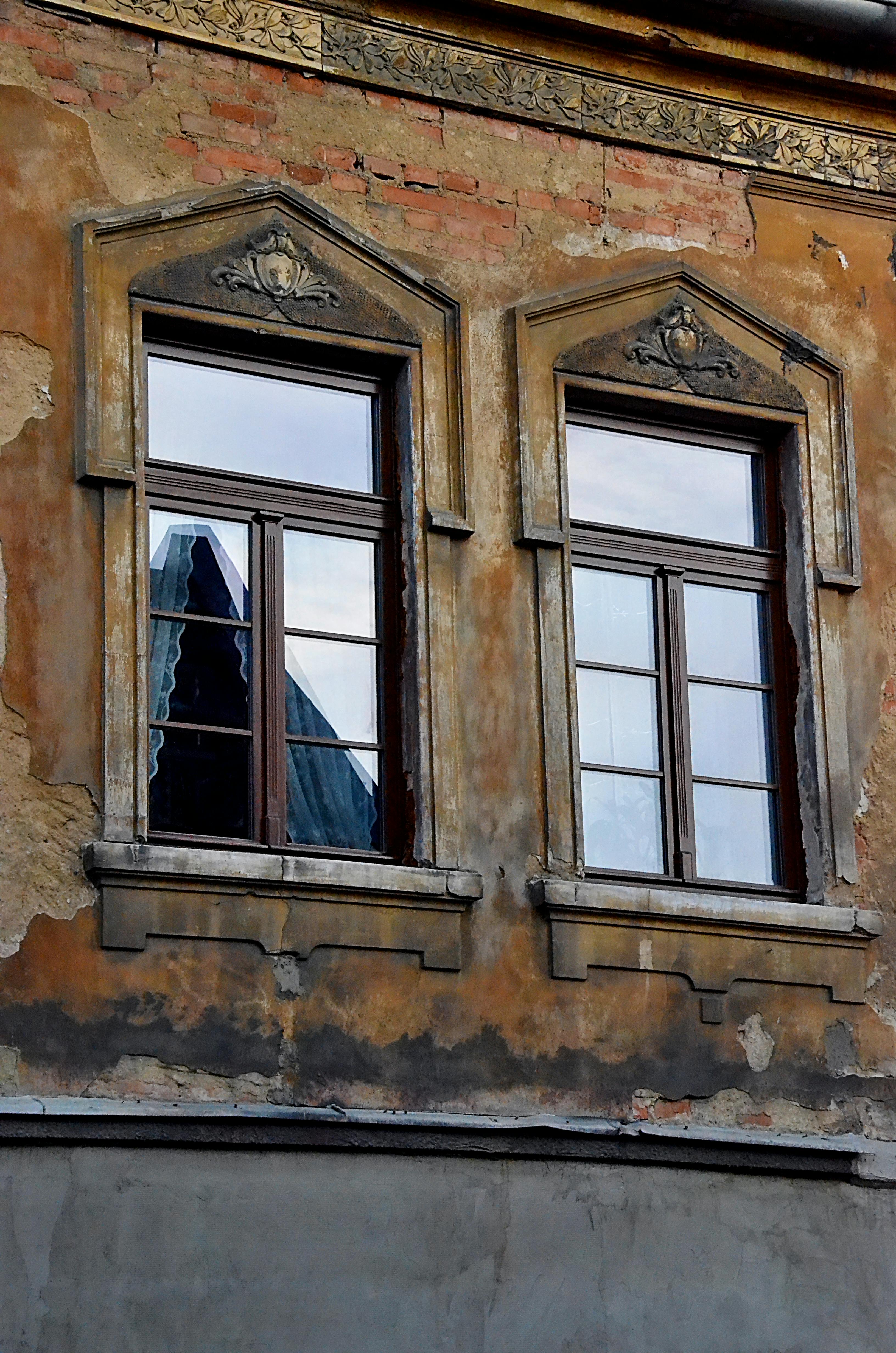 Windows in Old Building · Free Stock Photo
