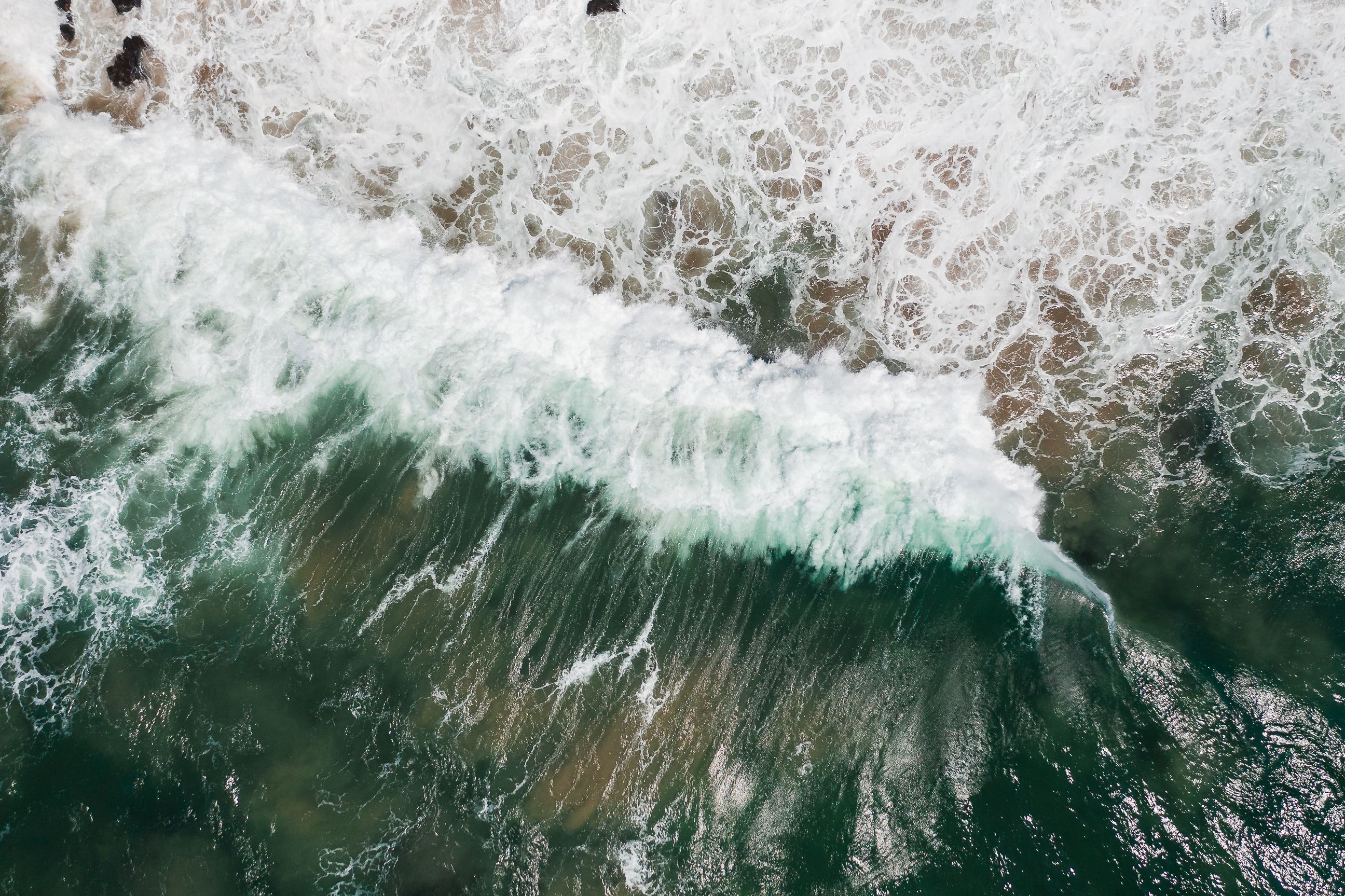 Top View of a Sea Waves Crashing on the Shore · Free Stock Photo