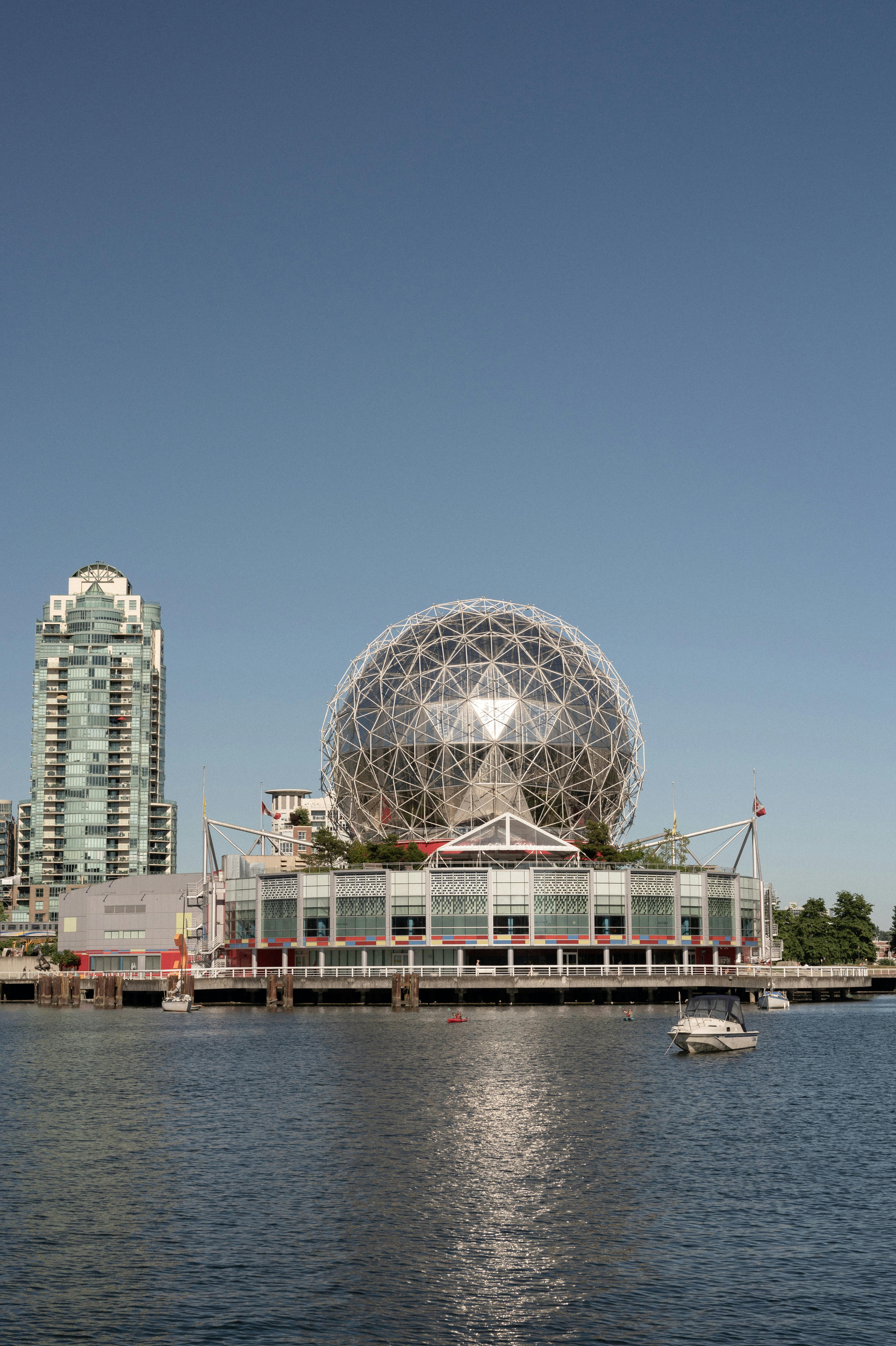 Water Splash on Green Leaf · Free Stock Photo