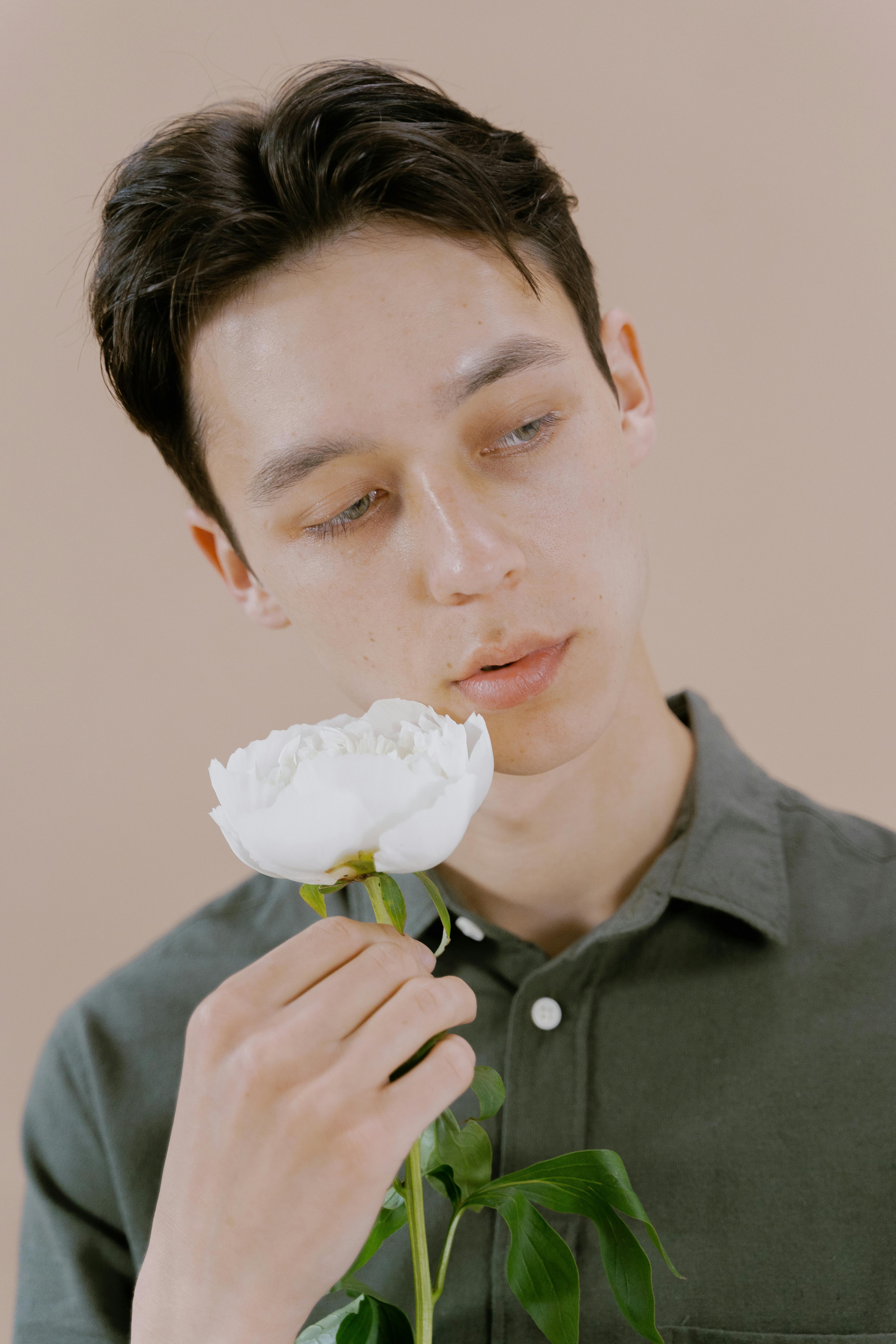 Holding Or Lifting Something Fragile Photos, Download The BEST Free ...