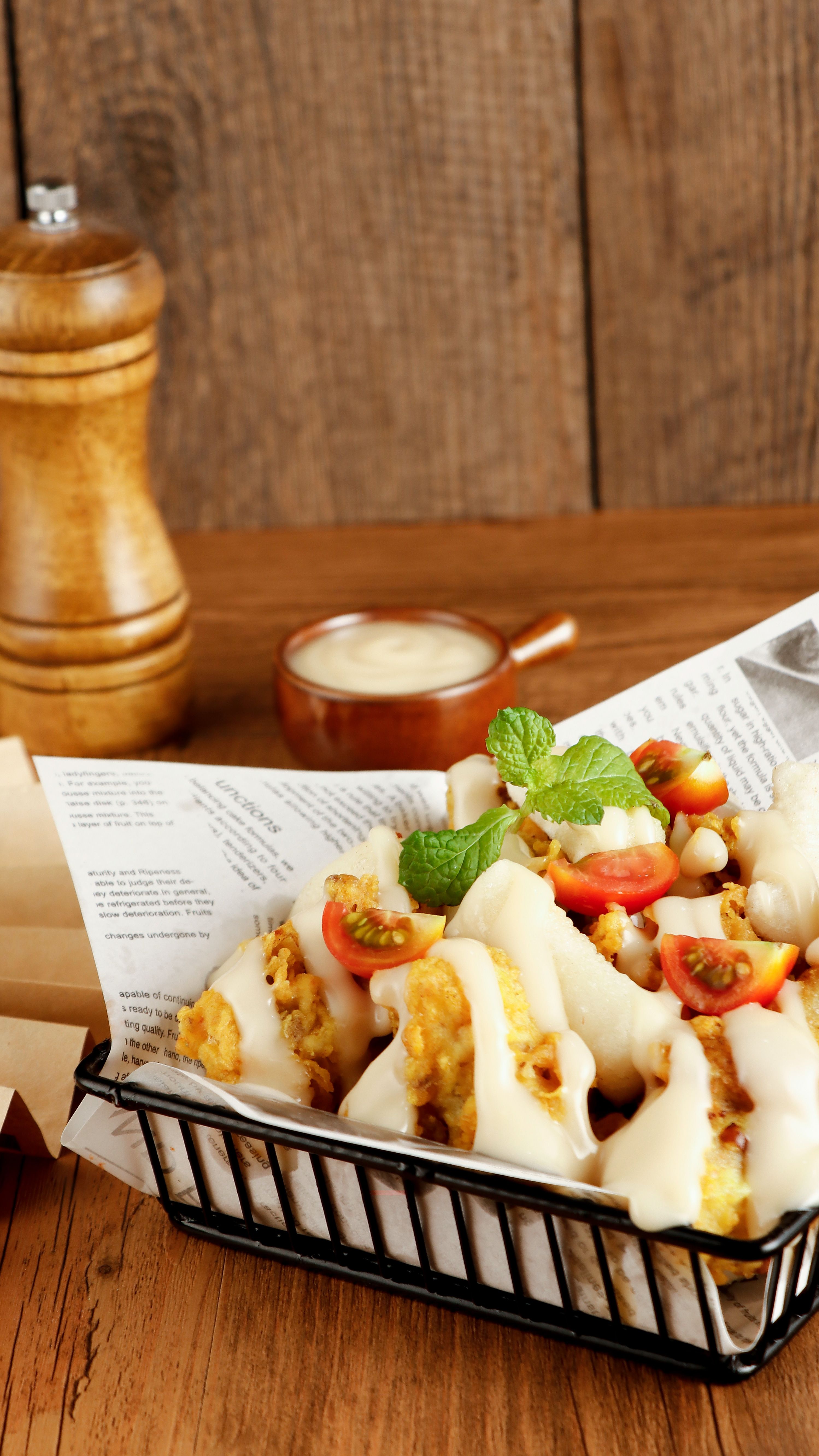 Deep Fried Food Served with Tomatoes and Sauce · Free Stock Photo