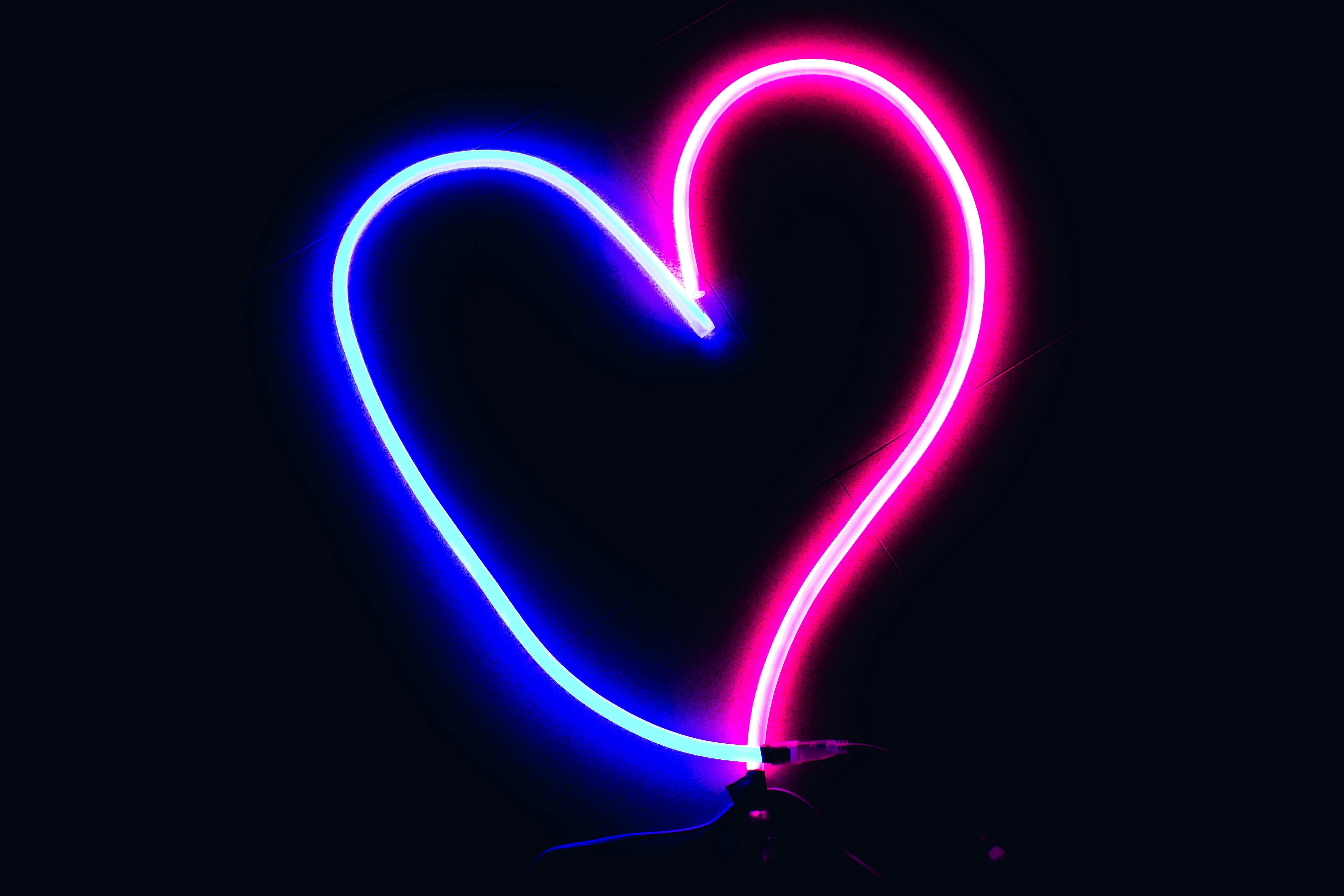 Neon heart shining in red · Free Stock Photo