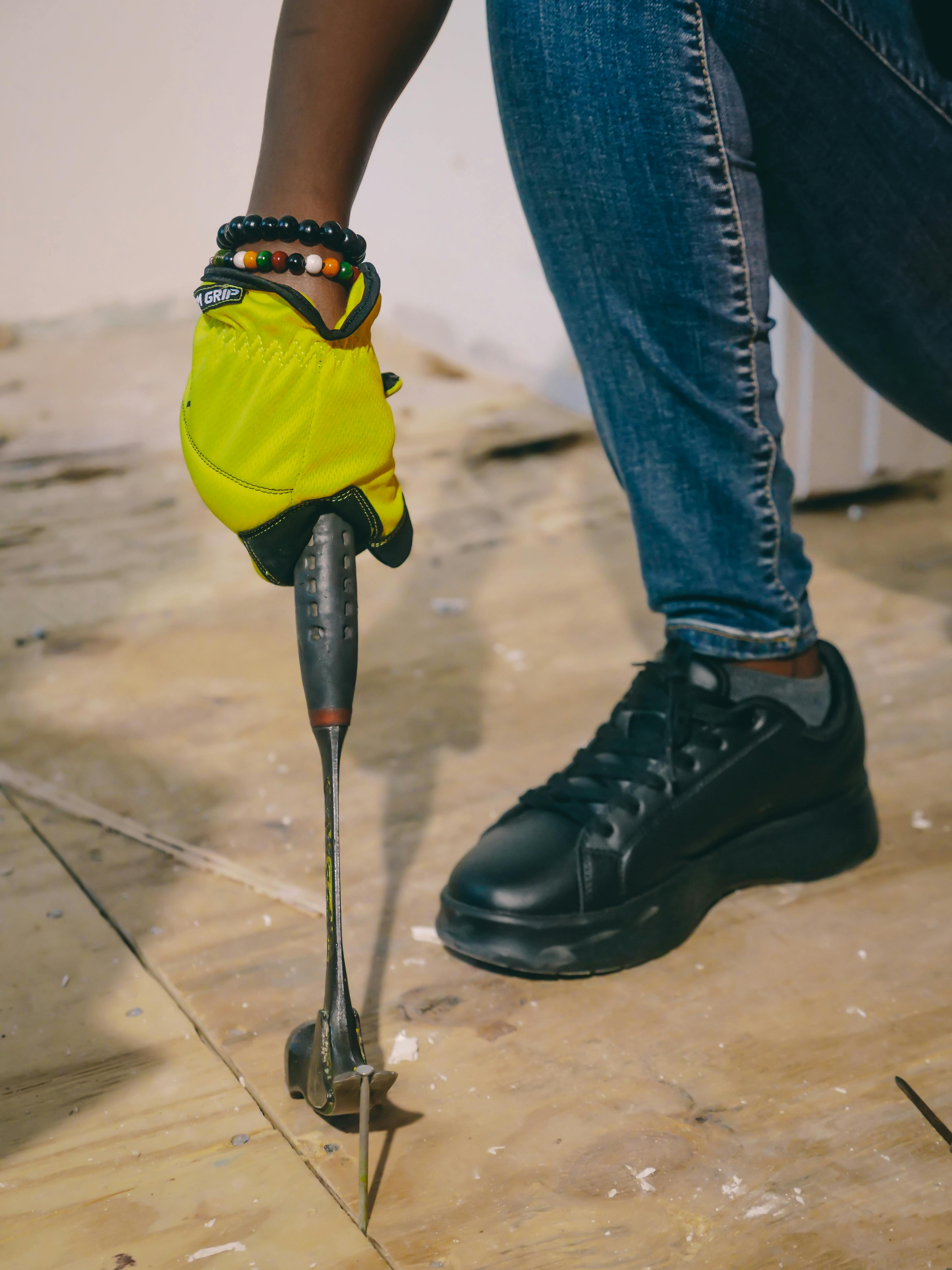 Orang Memalu Paku Di Permukaan Kayu · Foto Stok Gratis