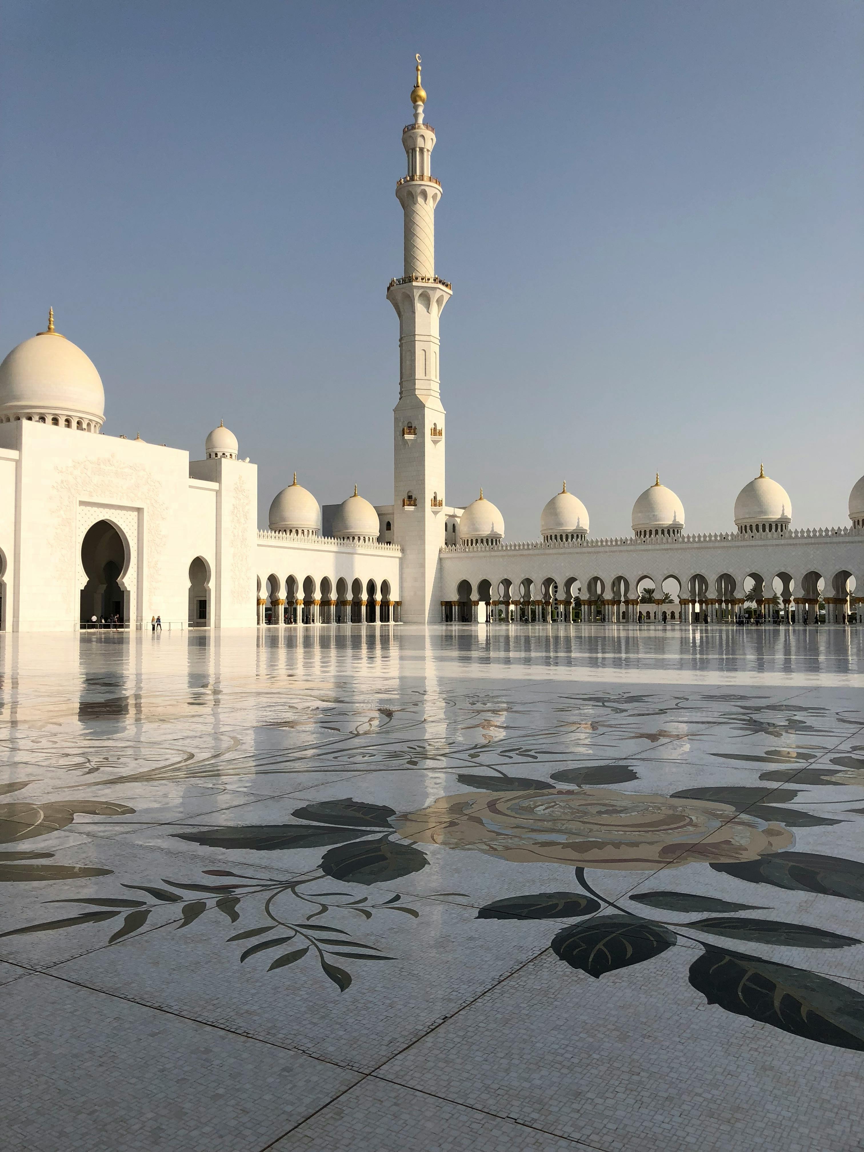 Inside of Traditional Empty Mosque · Free Stock Photo