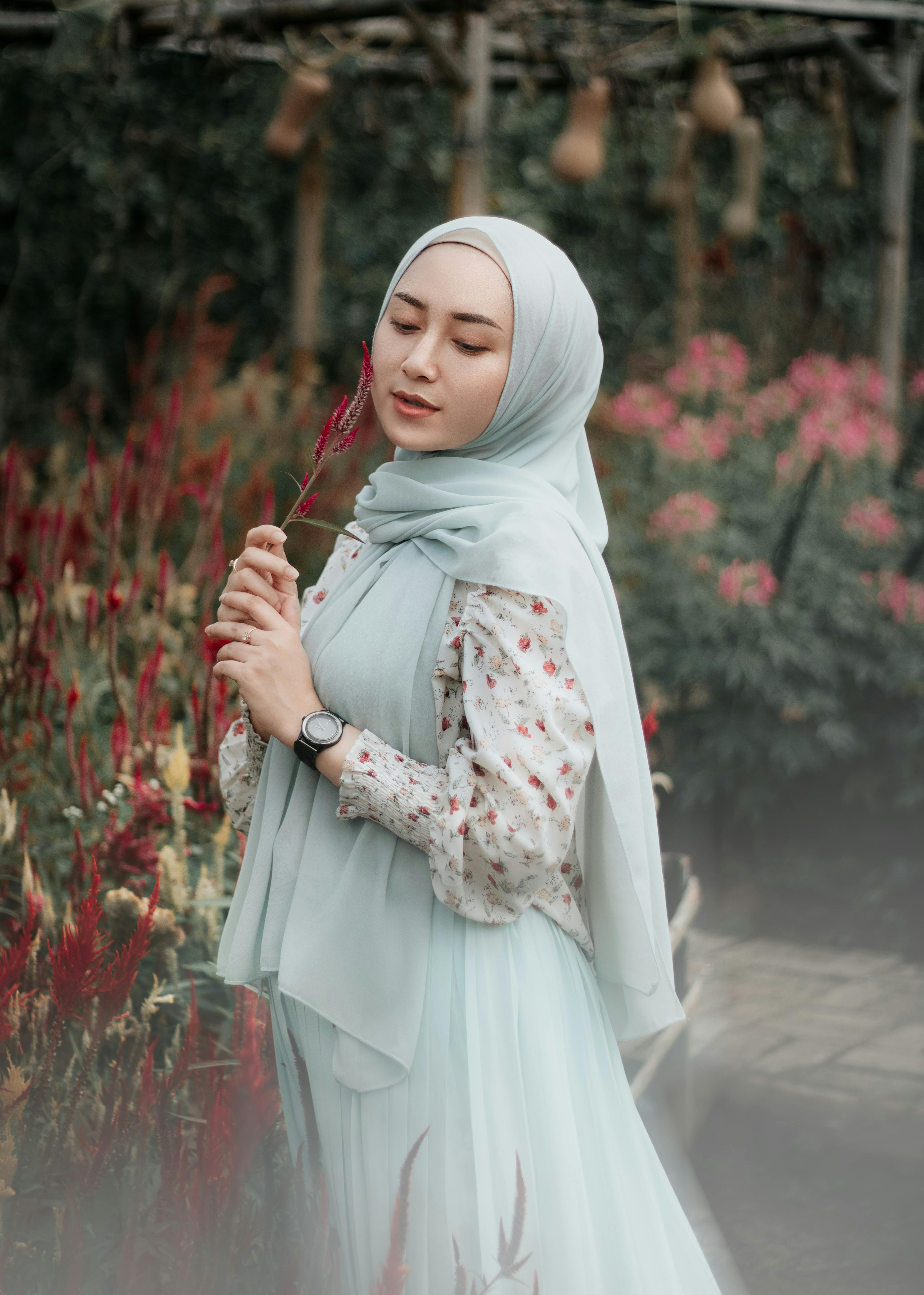 Hijabi Girl With Flowers Photos, Download The BEST Free Hijabi Girl ...