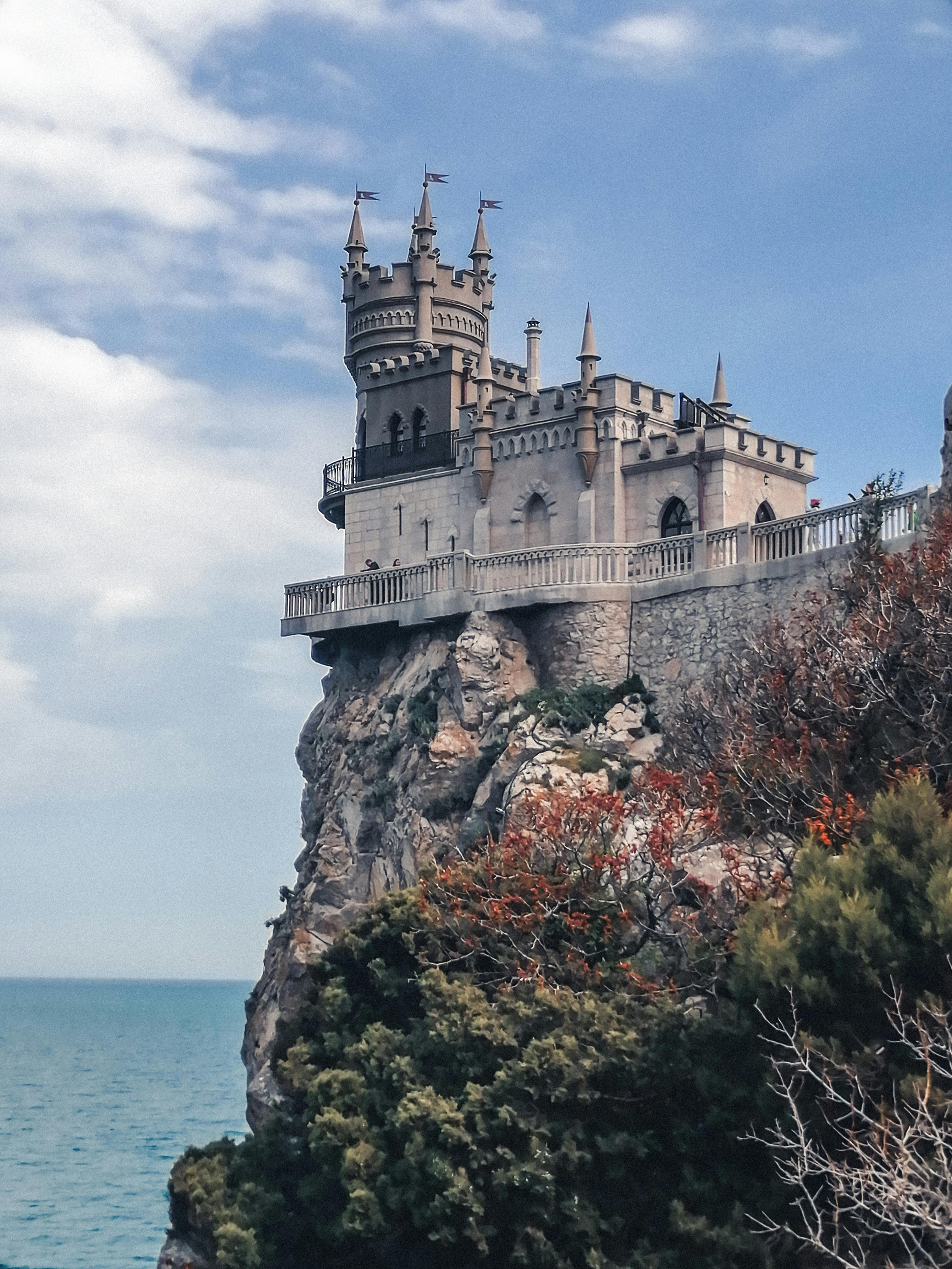 Castle Built on Top of Cliff · Free Stock Photo