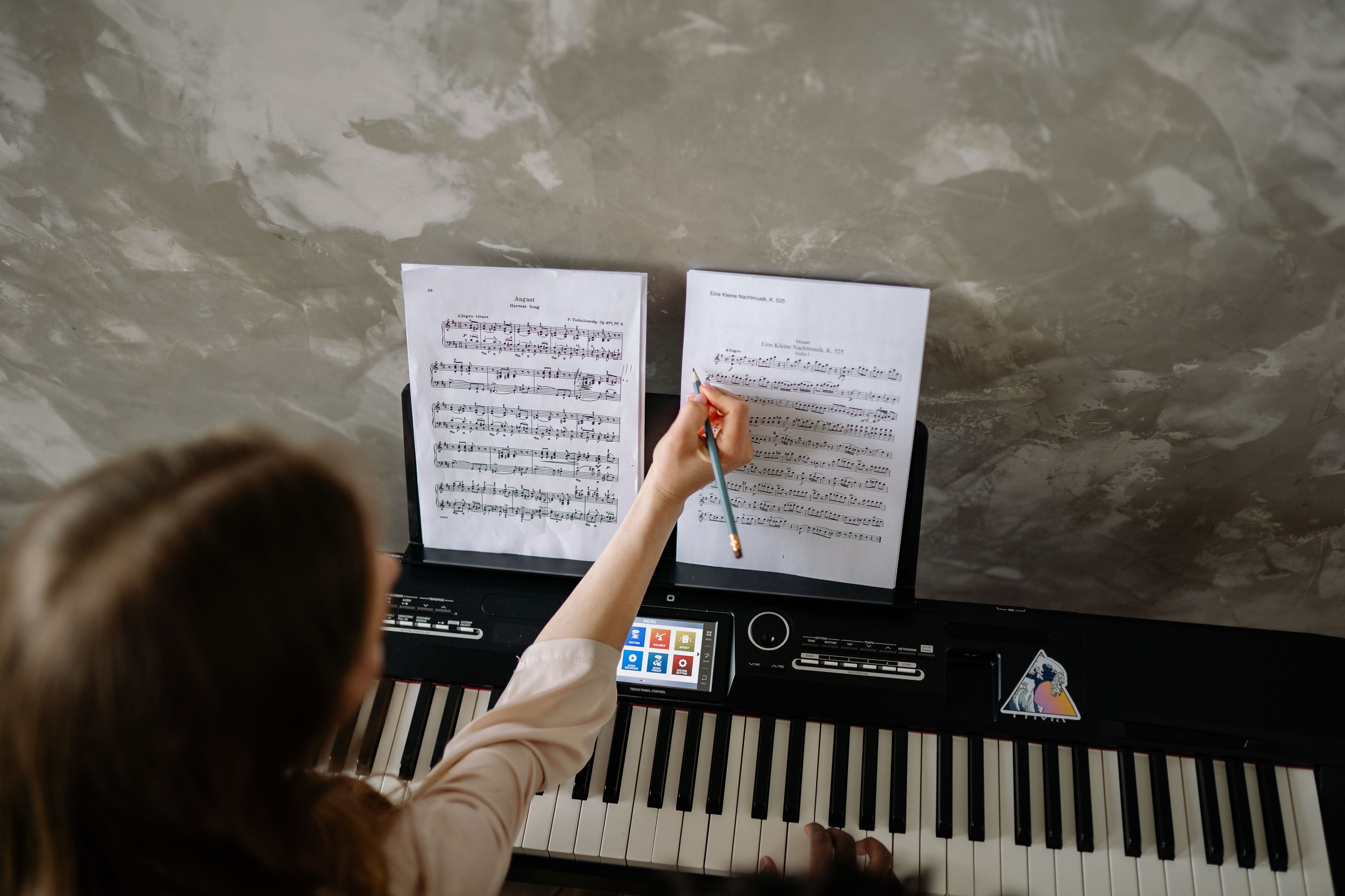 Notas Musicales En Las Teclas Del Piano · Foto de stock gratuita