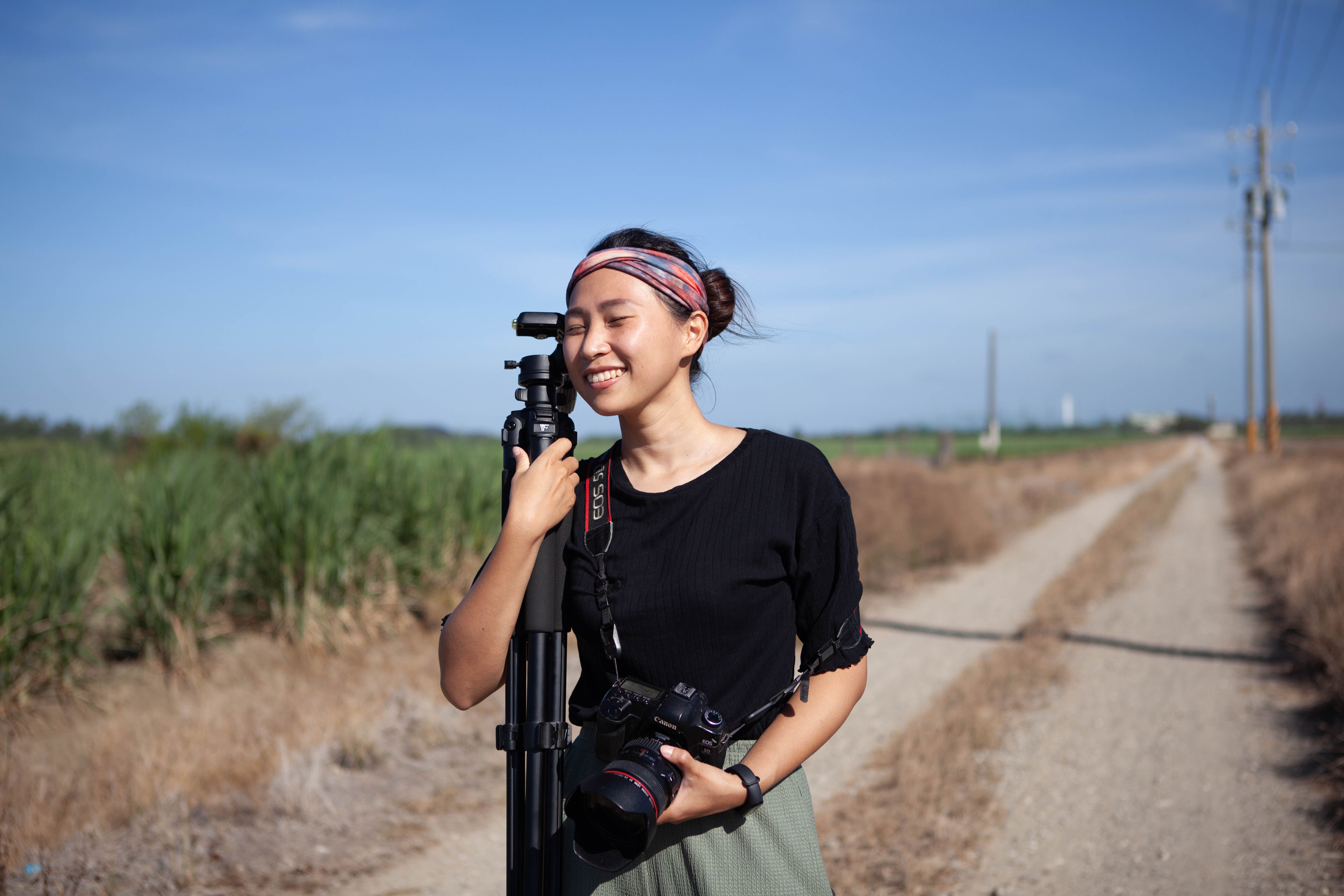 Girl holding a camera · Free Stock Photo