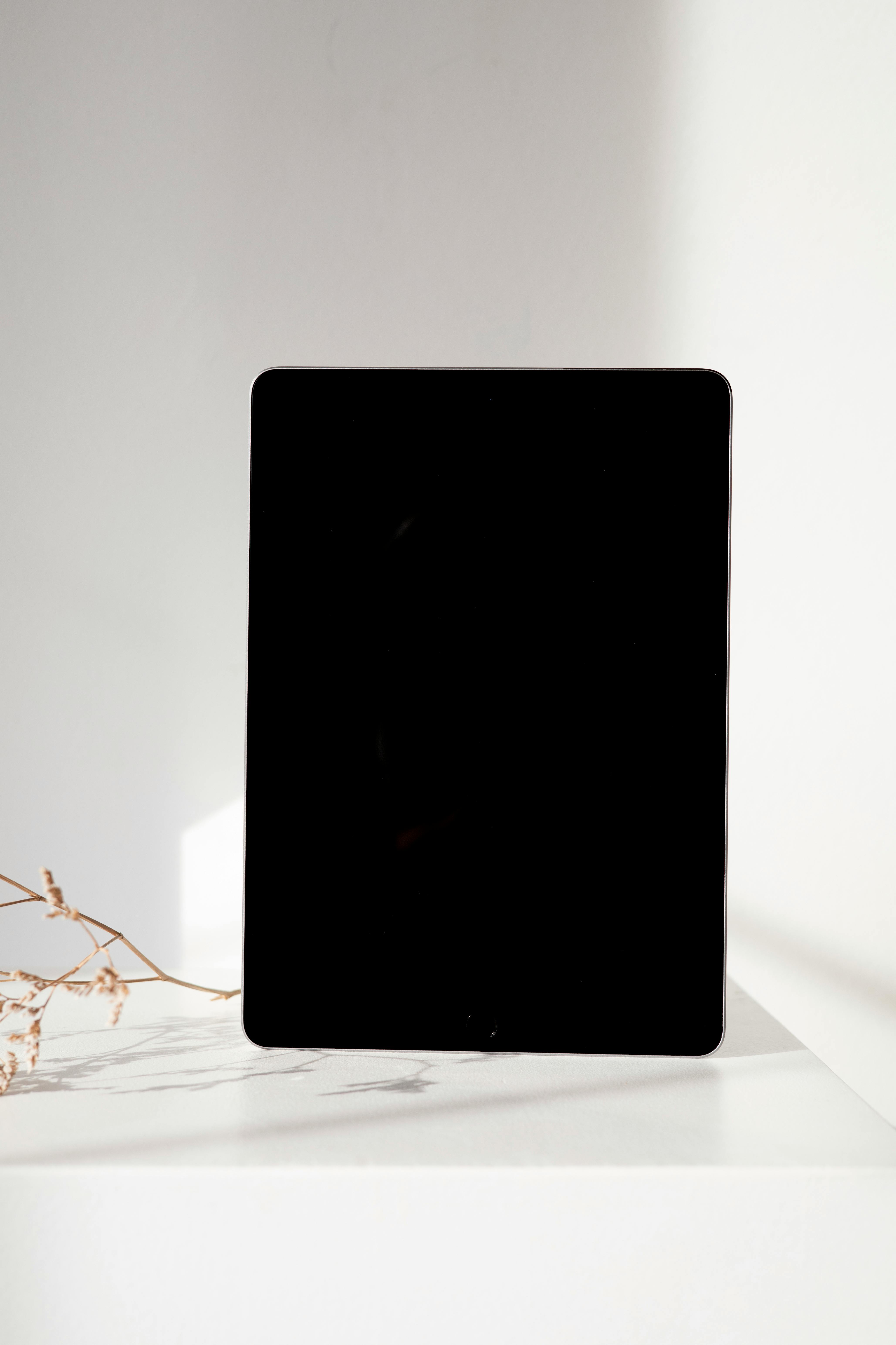 Tablet on table · Free Stock Photo