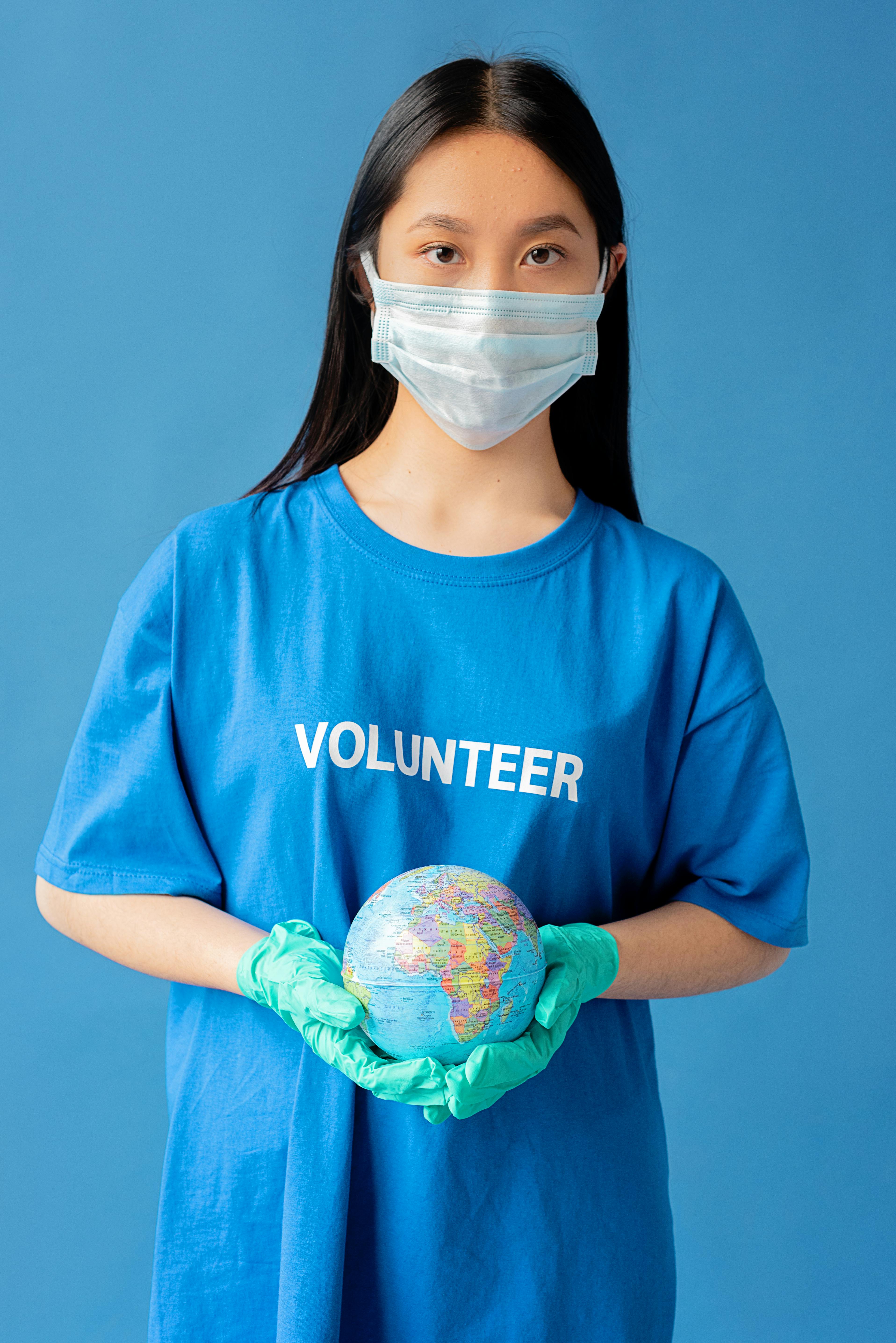 有关人 保護 可持續性 可持续的生活方式 土地 地球日 垂直拍摄 工厂 幼苗 志願者 慈善工作 成人 戶外 新生活