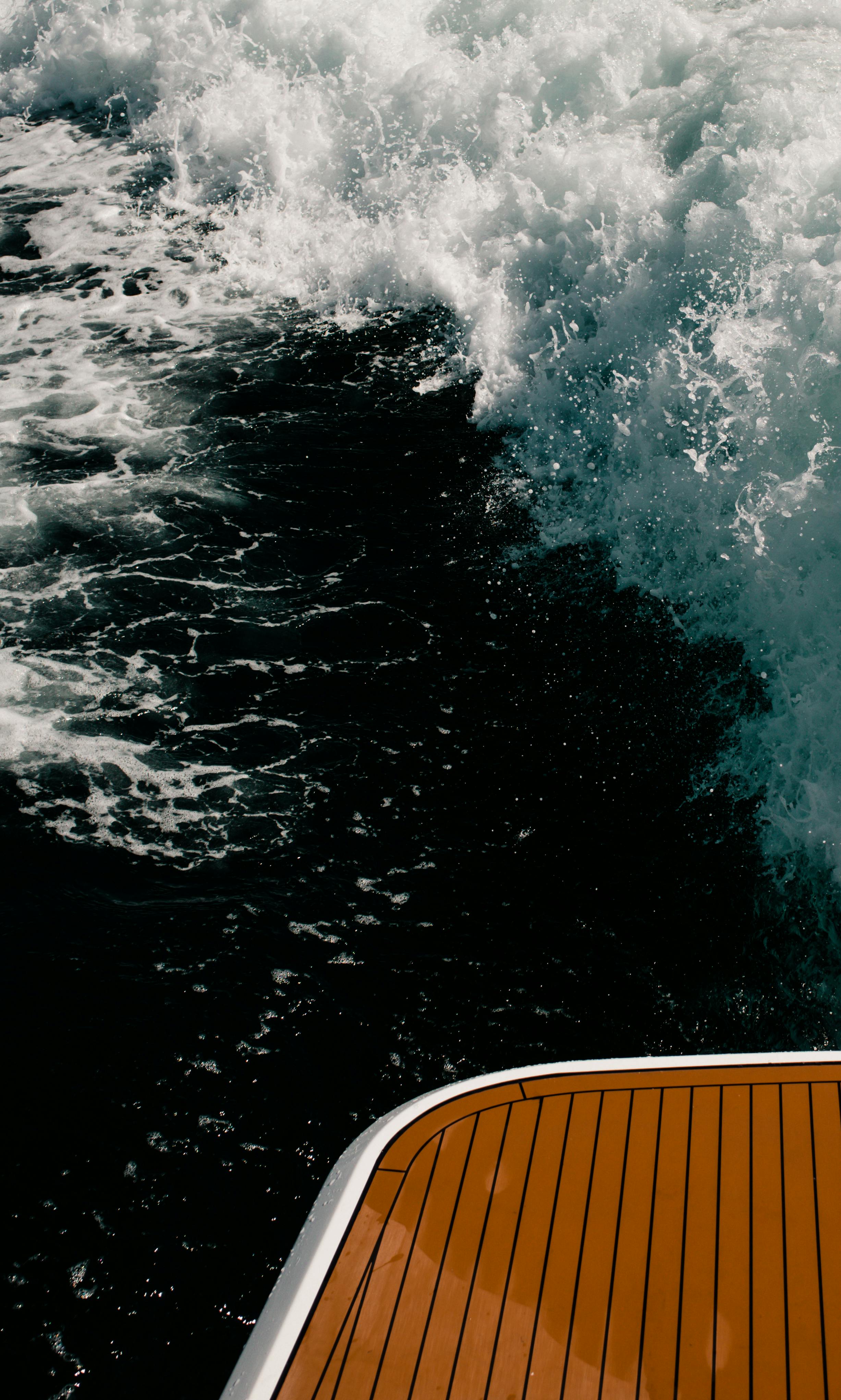 Splashing Water behind a Watercraft · Free Stock Photo