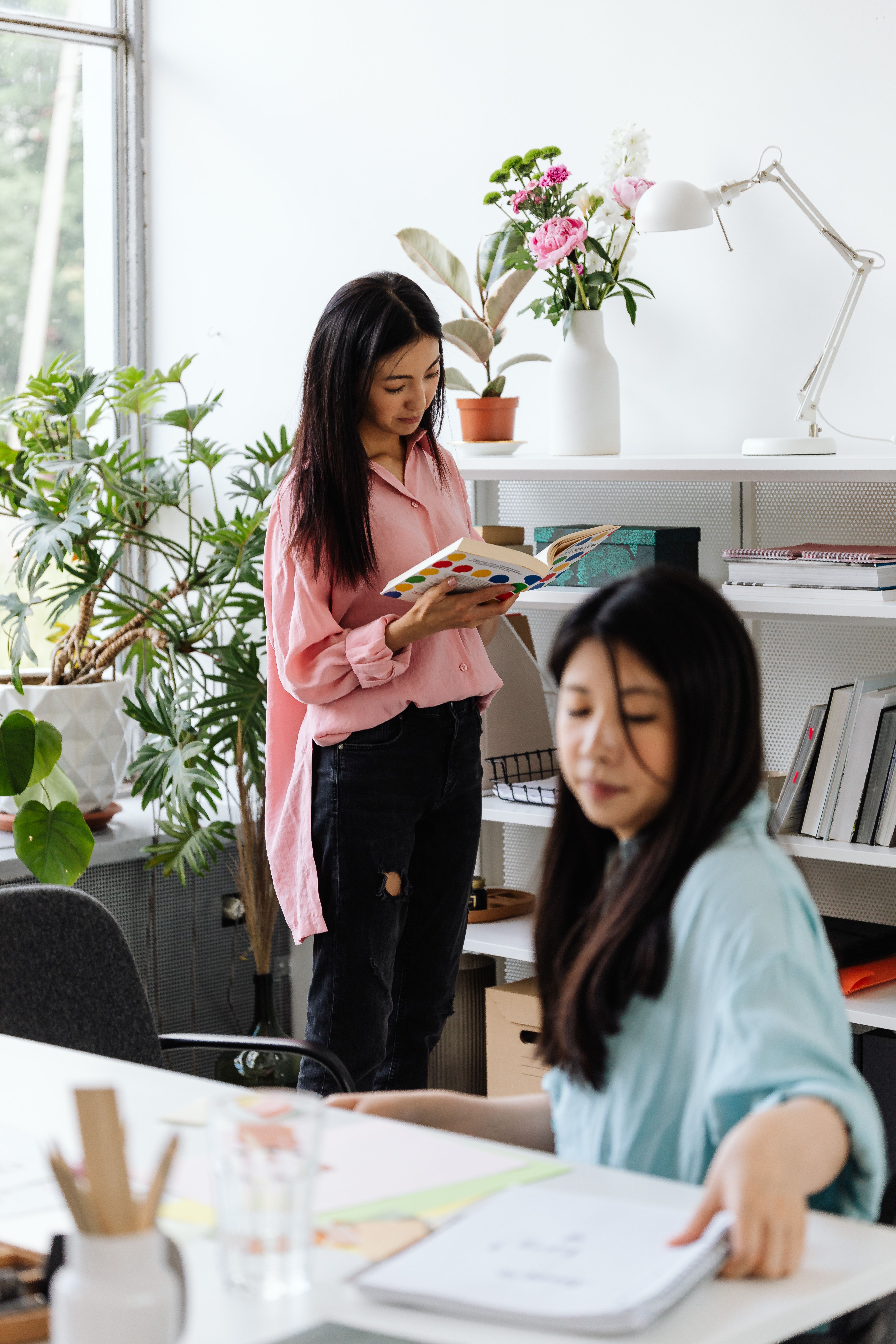 Beautiful Women Working Office Photos, Download The BEST Free Beautiful ...