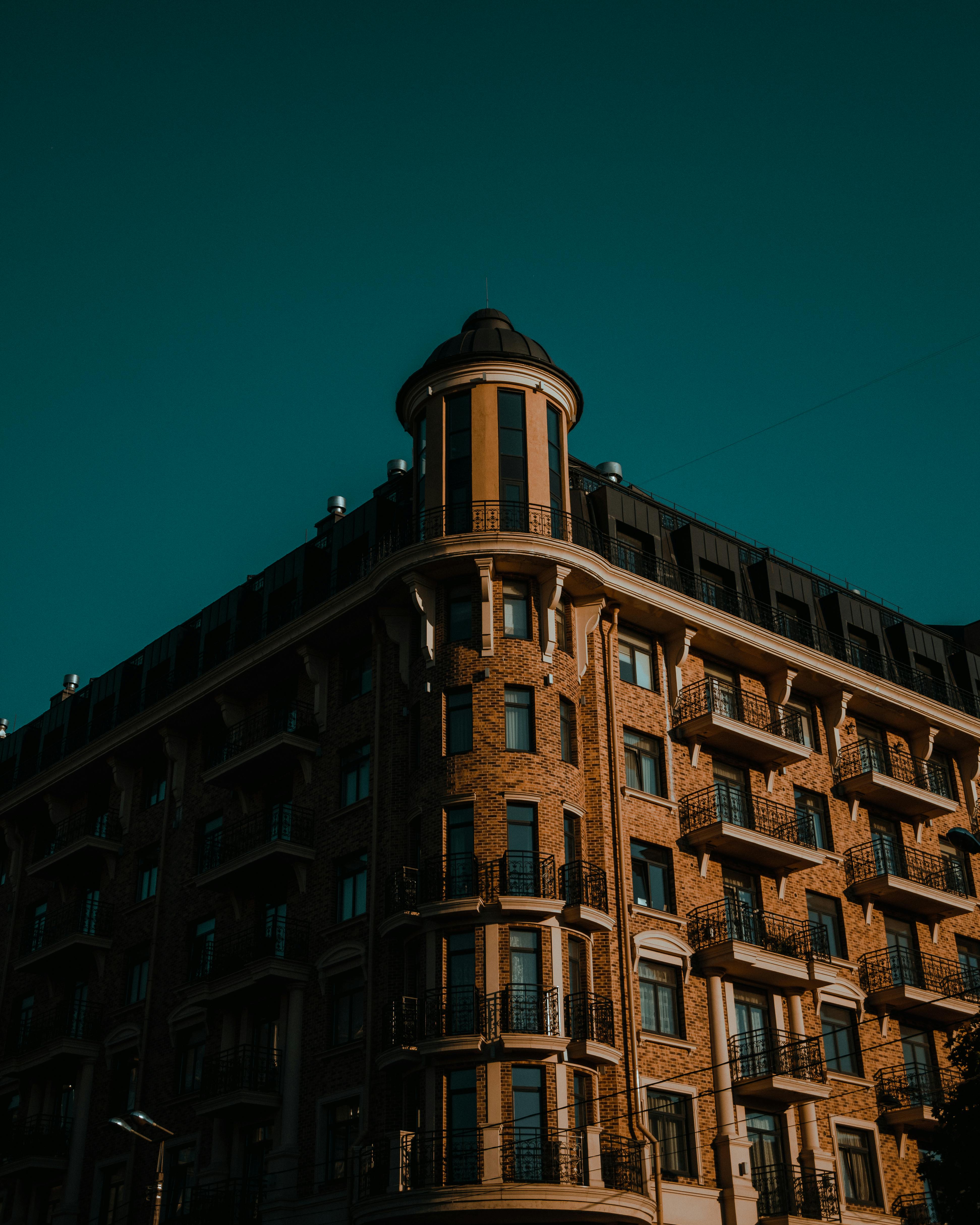 Grey Concrete Round High Rise Building · Free Stock Photo