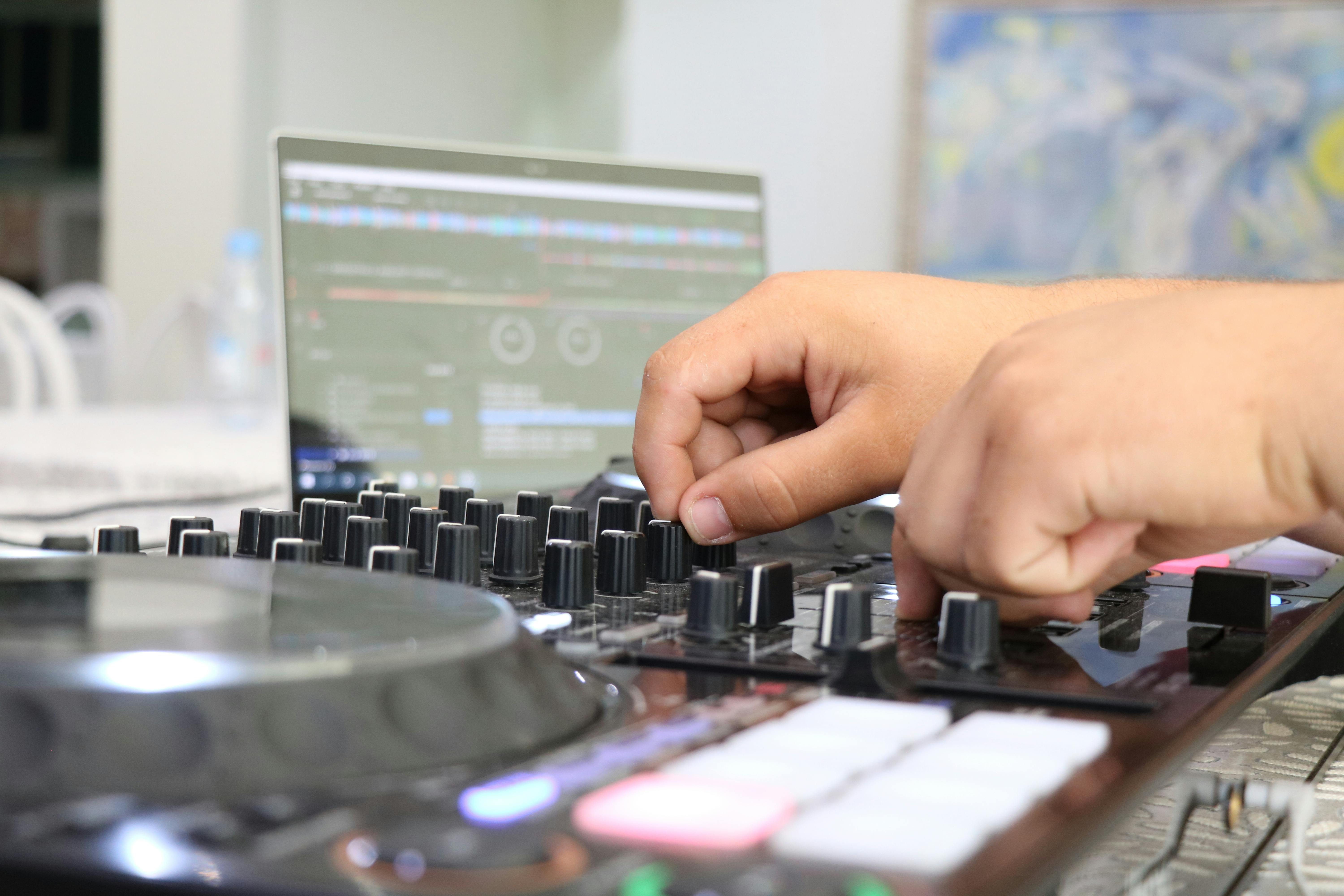 Dj Finger Photos, Download The BEST Free Dj Finger Stock Photos & HD Images