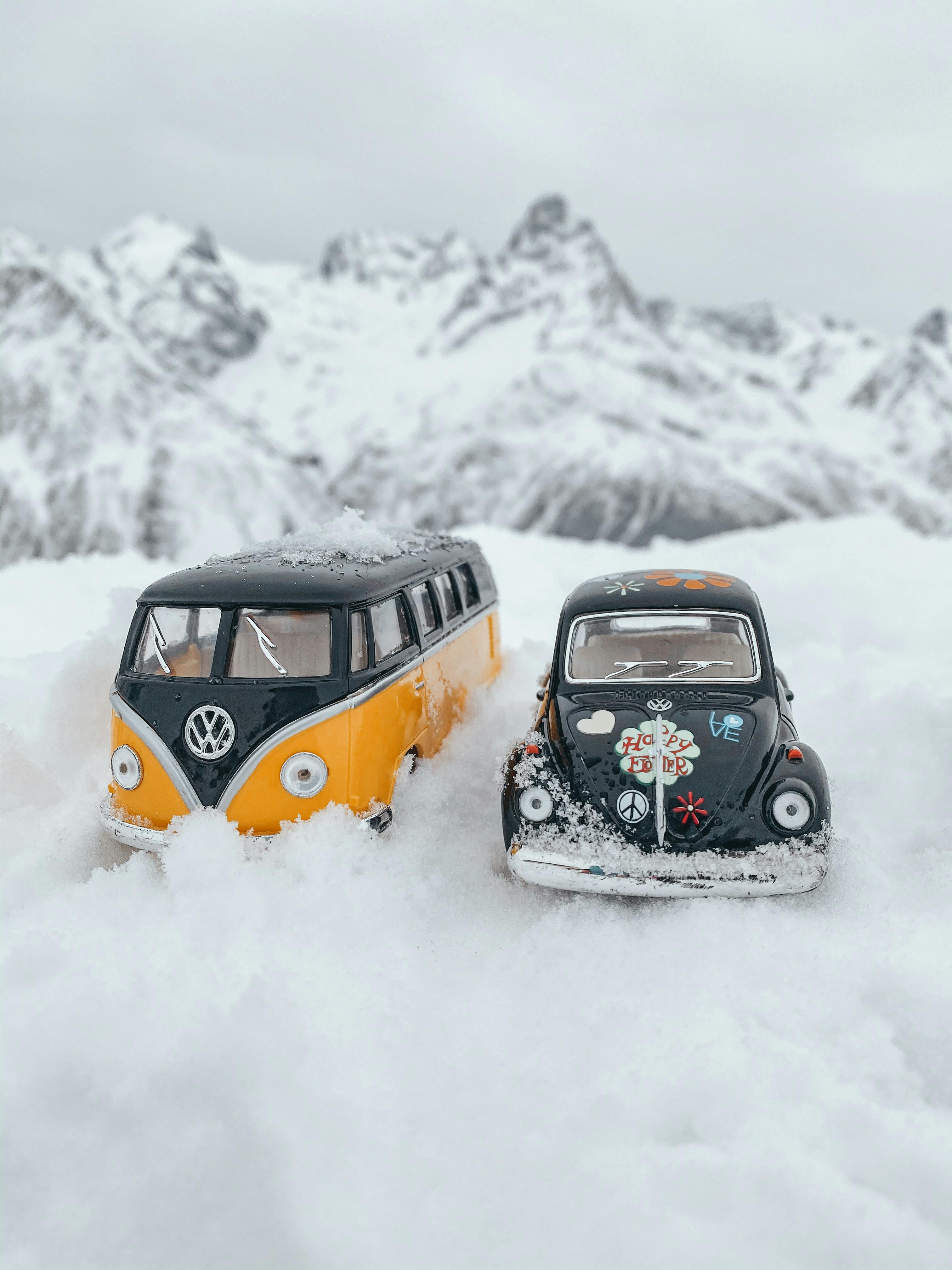 Miniature Volkswagen T1 and Beetle in Snow · Free Stock Photo