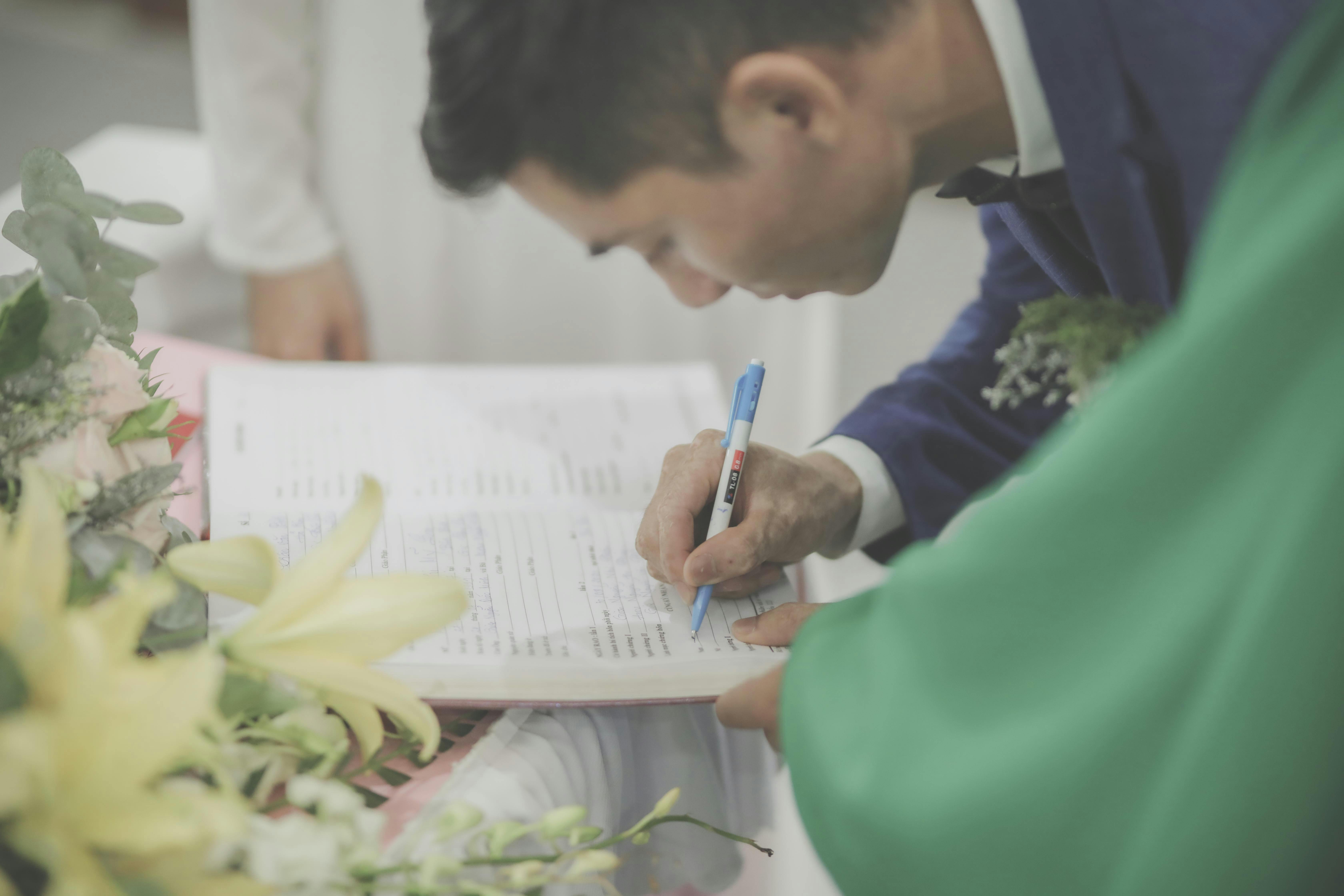 Book Signing Ceremony Photos, Download The BEST Free Book Signing ...