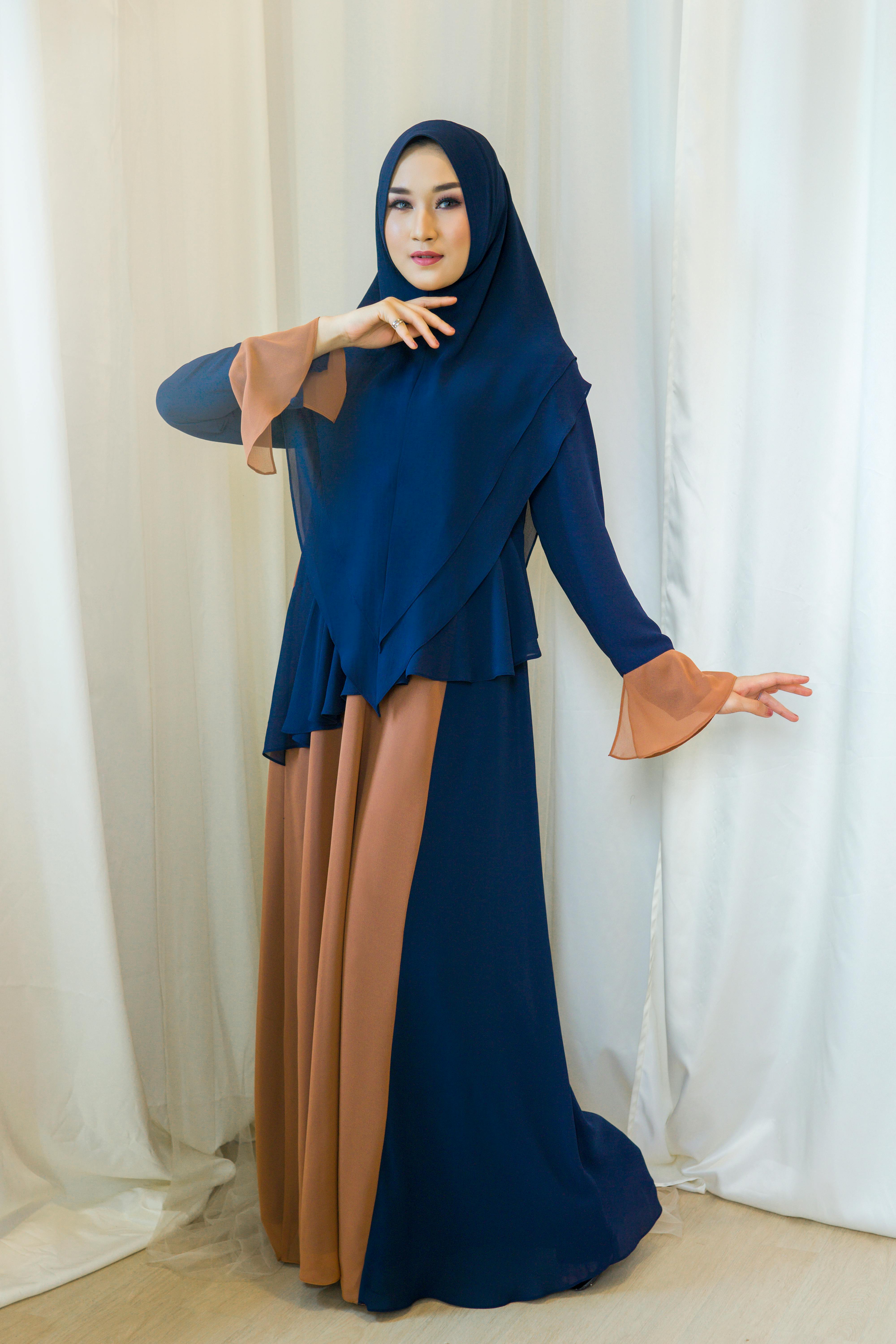 Beautiful Woman in Blue Background · Free Stock Photo