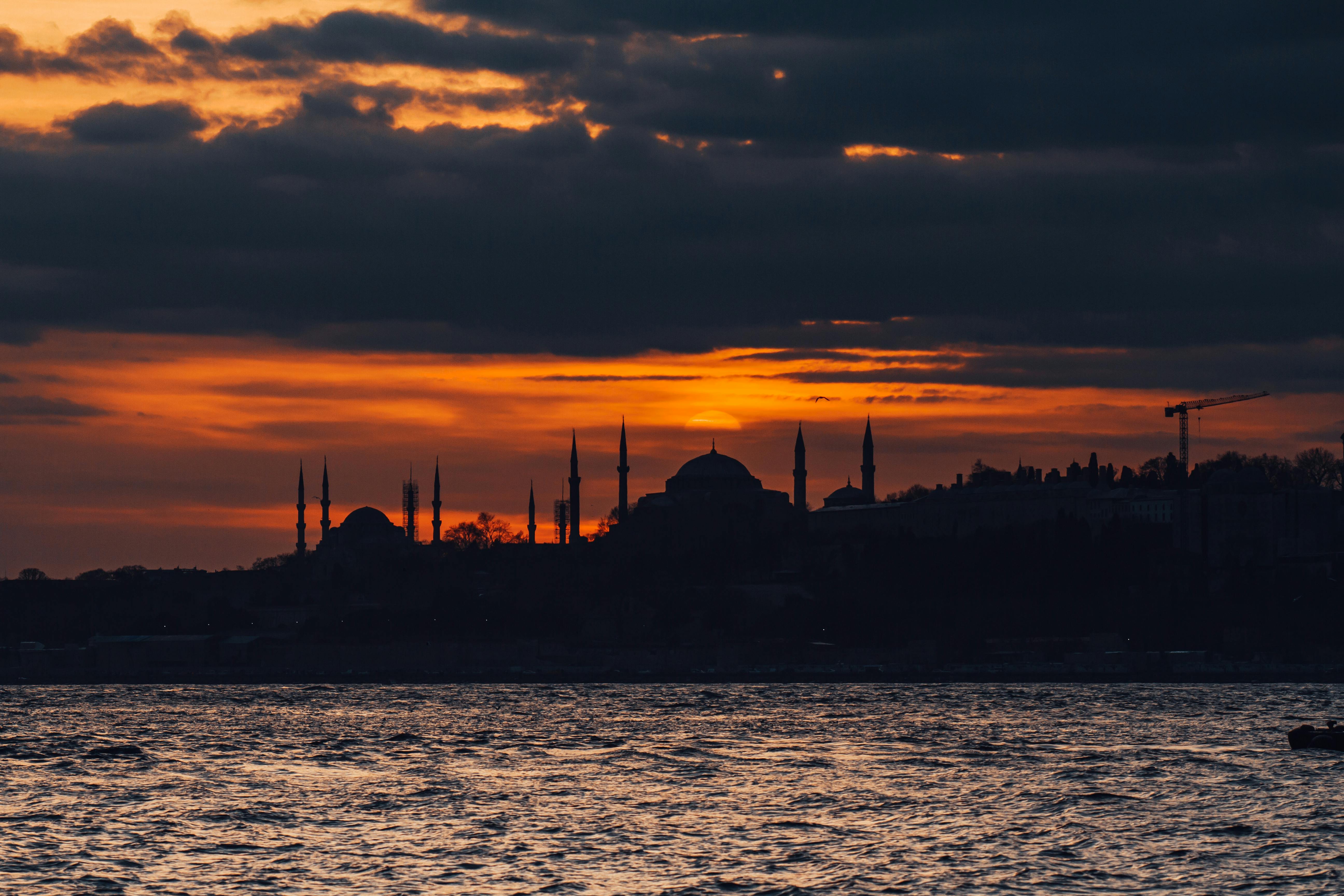 Silhouette of Building during Sunset · Free Stock Photo