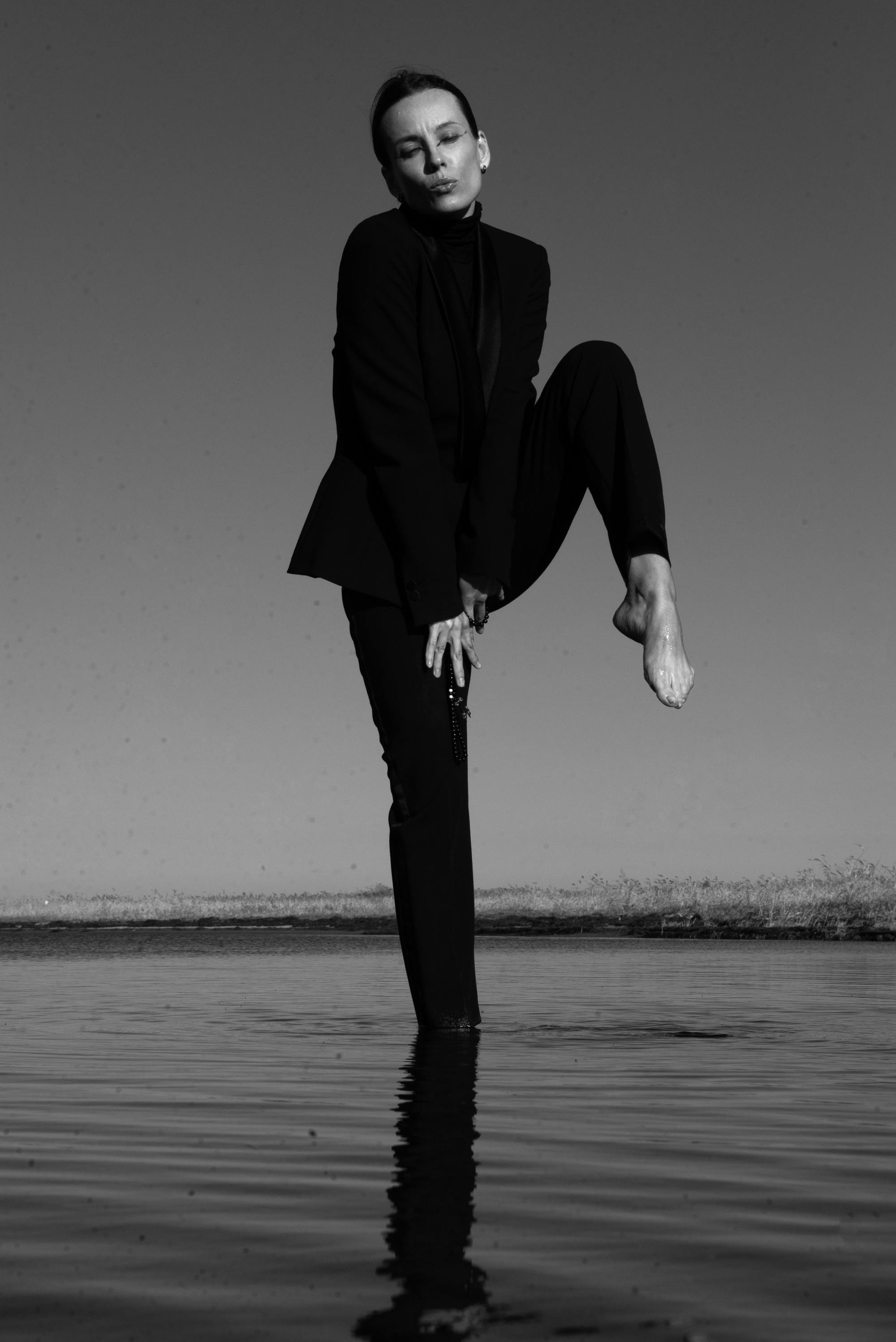 Grayscale Photo of a Lady Posing on the Wall · Free Stock Photo