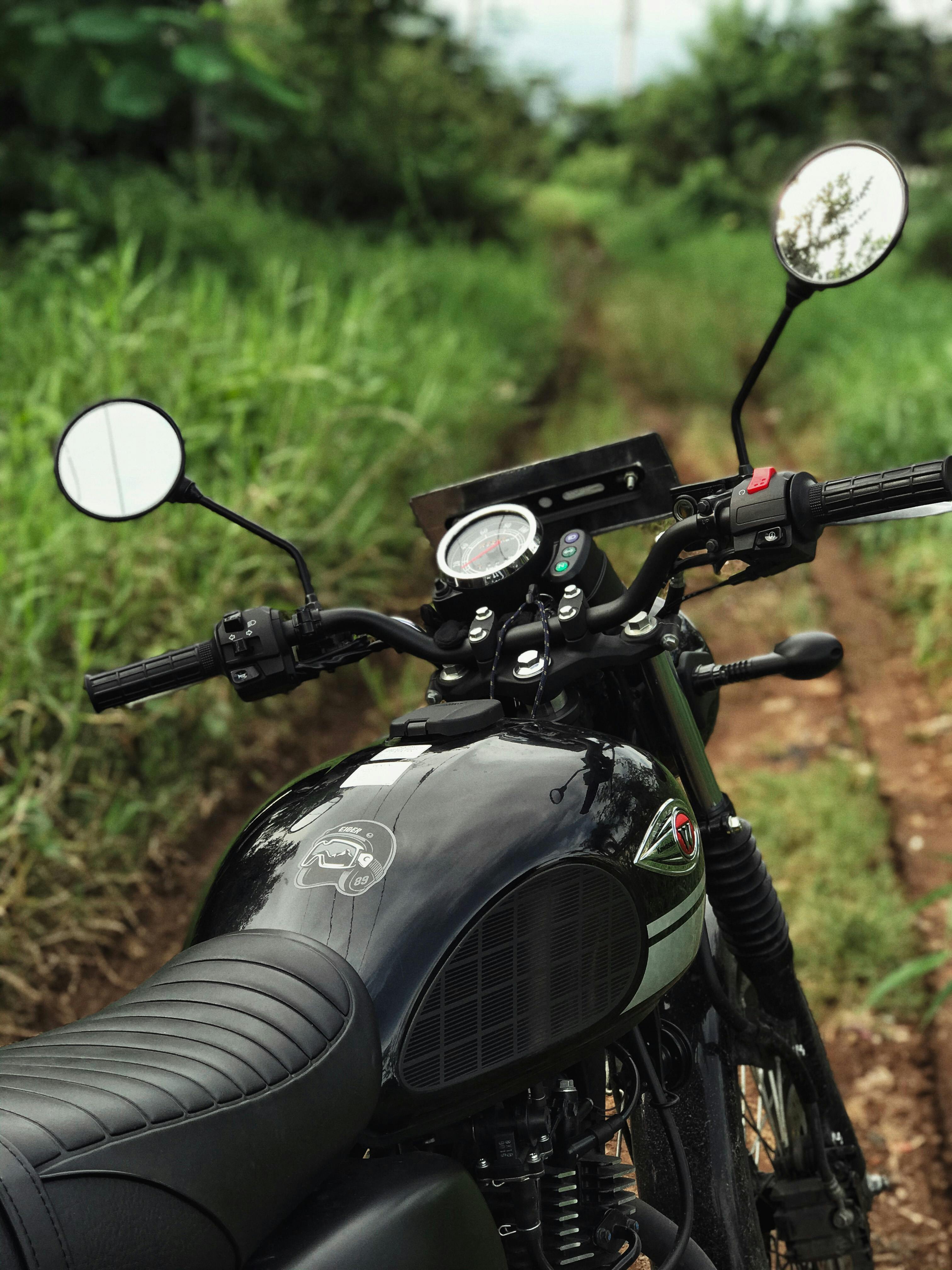 Close-Up Shot of a Black Motorcycle · Free Stock Photo