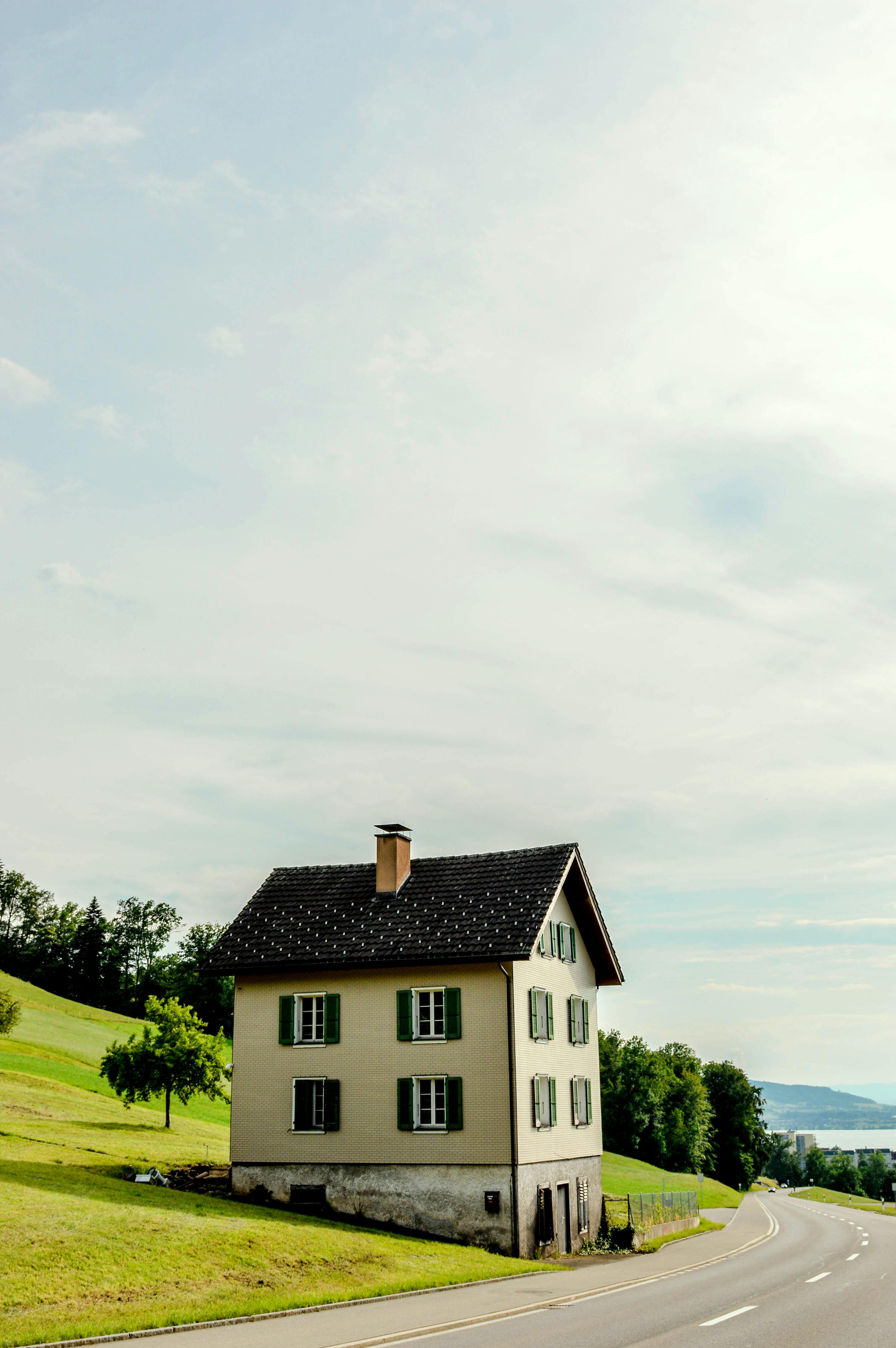 House Beside an Empty Road · Free Stock Photo