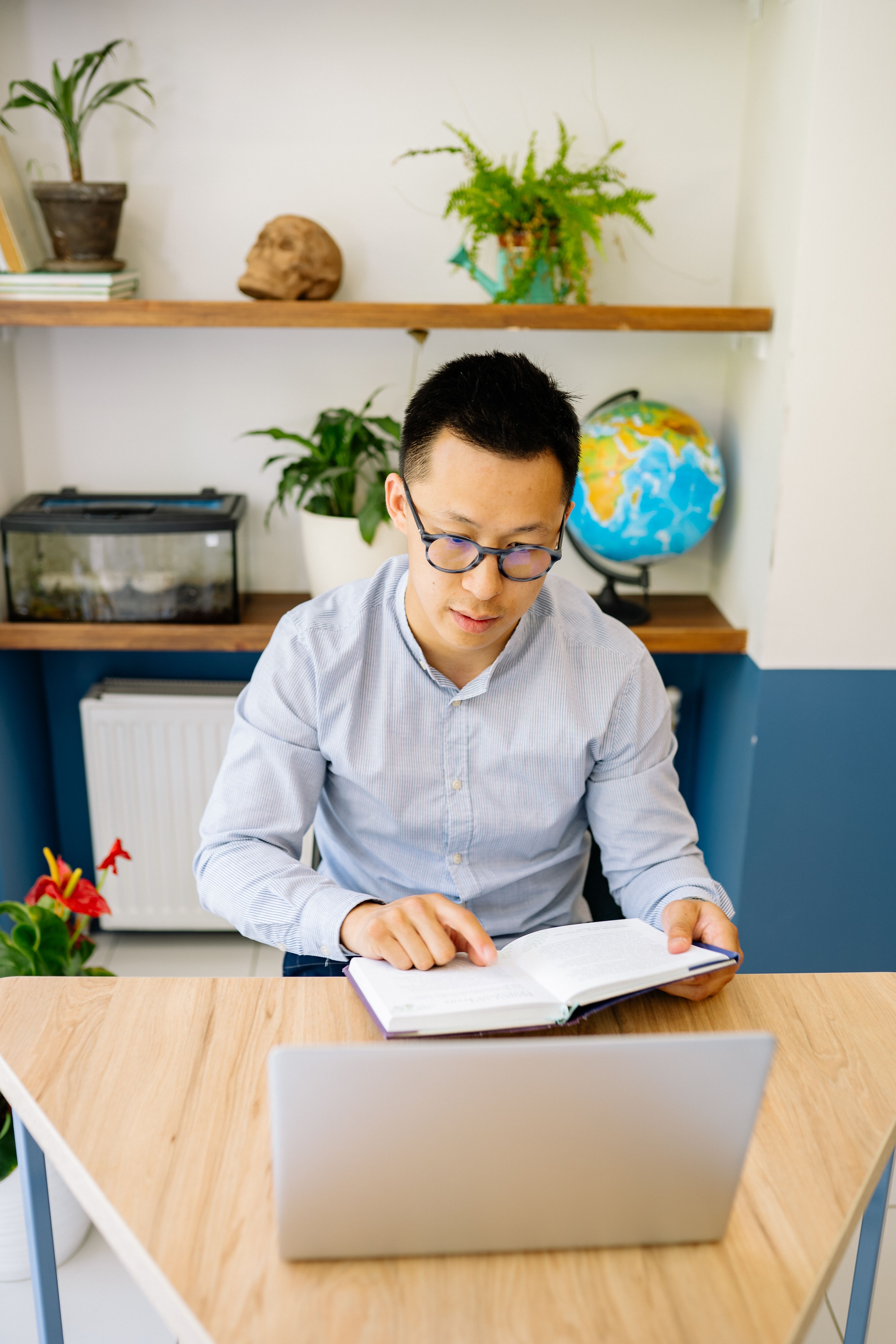 Students Studying while Sitting on the Ground · Free Stock Photo