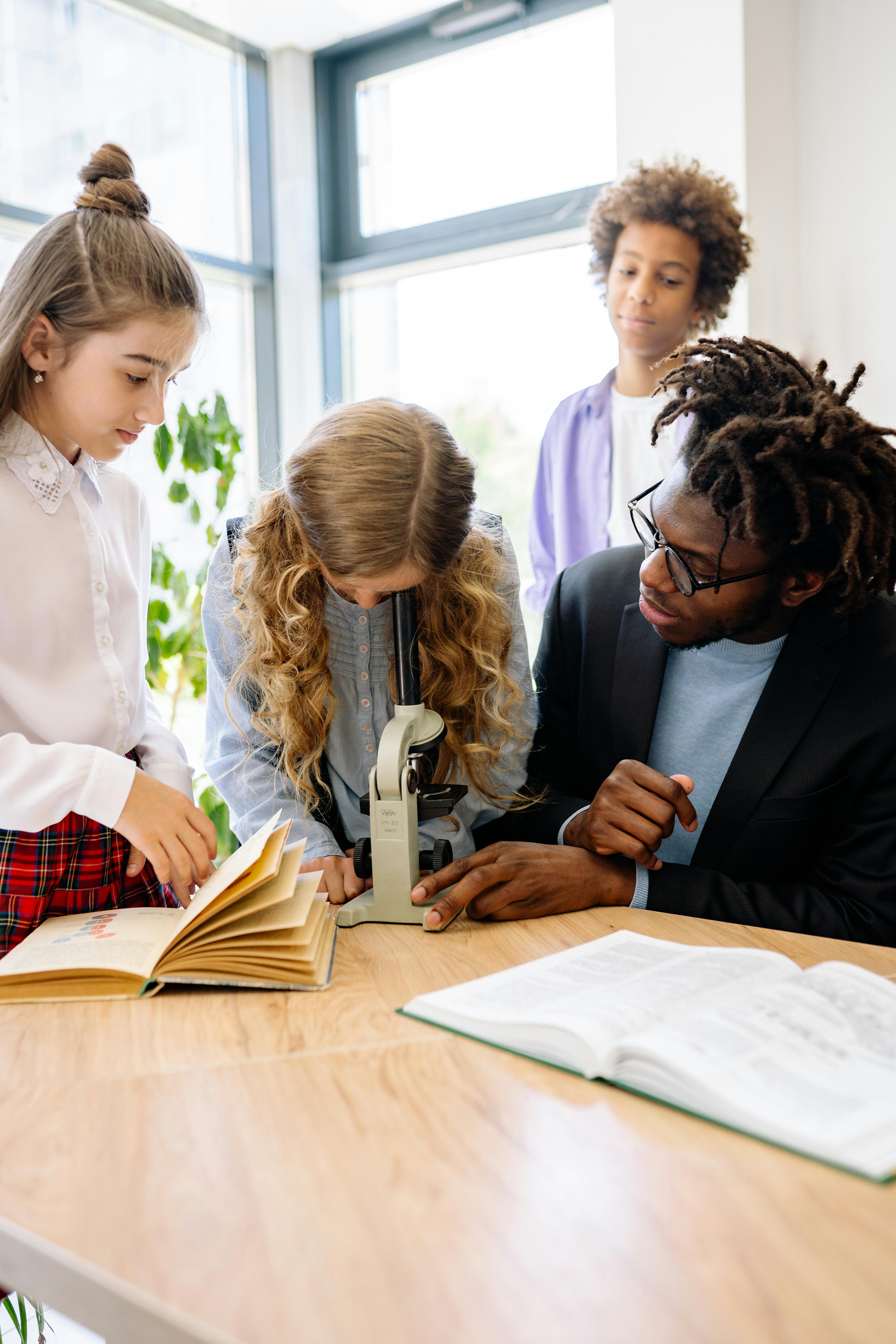 100,128+ Best Free Teaching children Stock Photos & Images · 100% ...