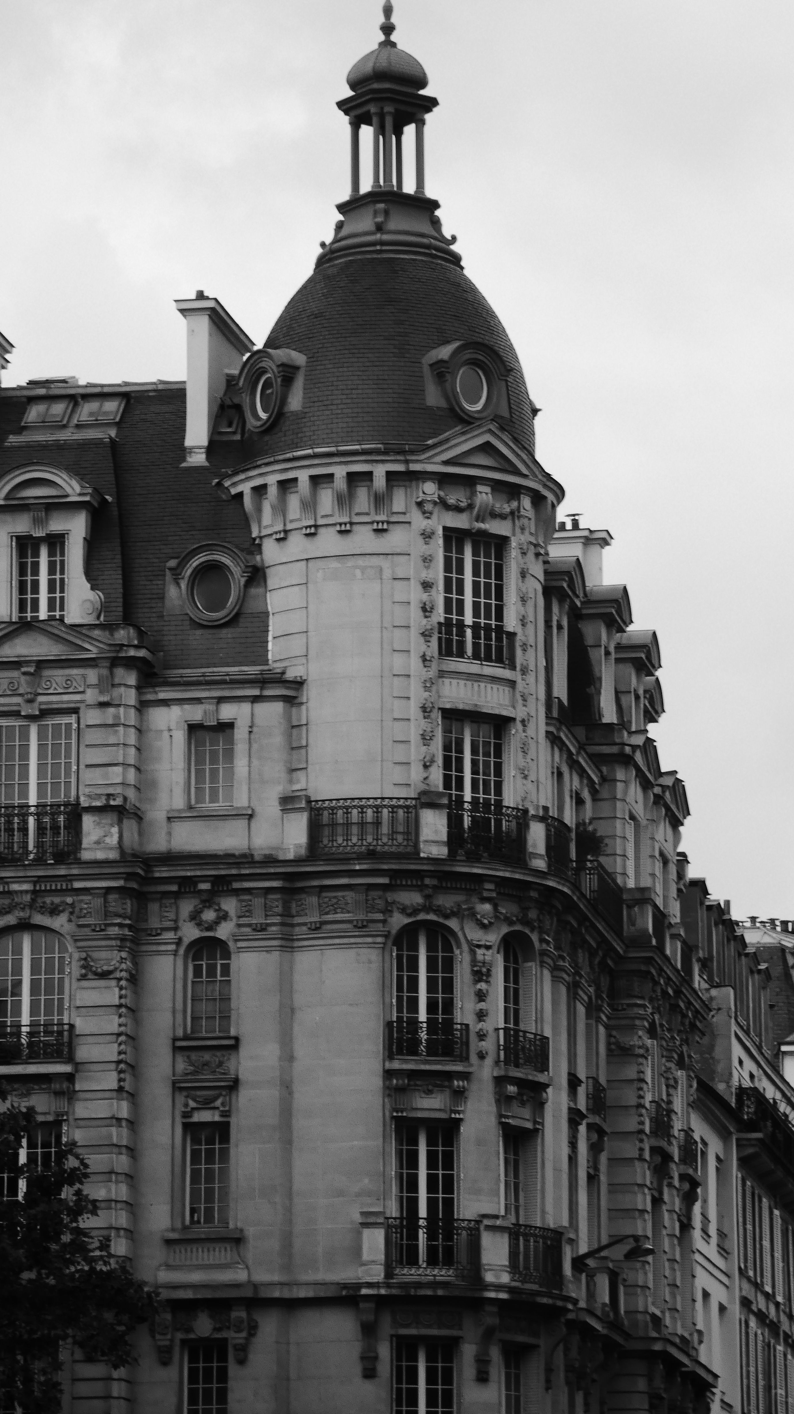 Grayscale Photo of a Concrete Building · Free Stock Photo