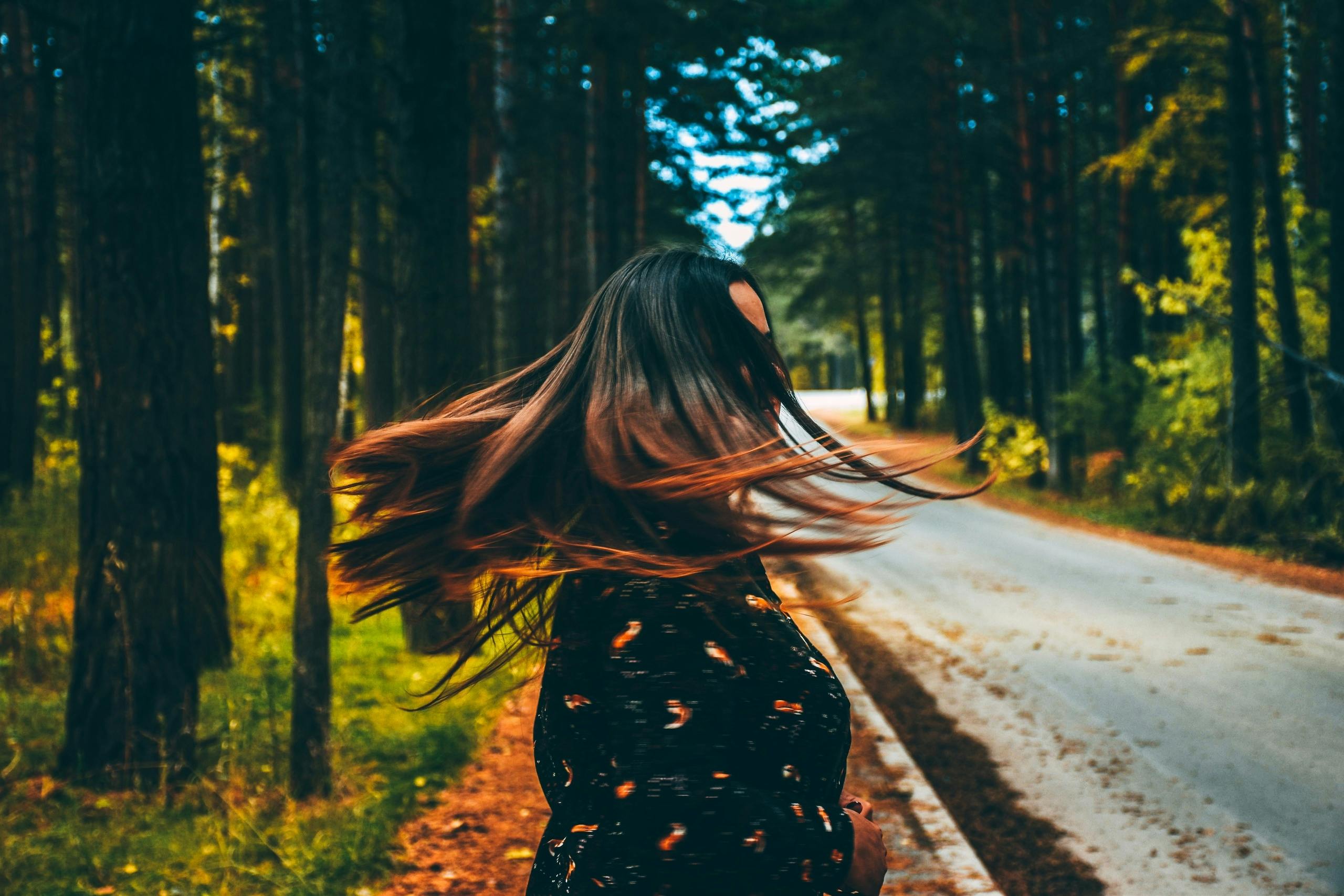 Foto de stock gratuita sobre cabello volando, cara cubierta, joven ...