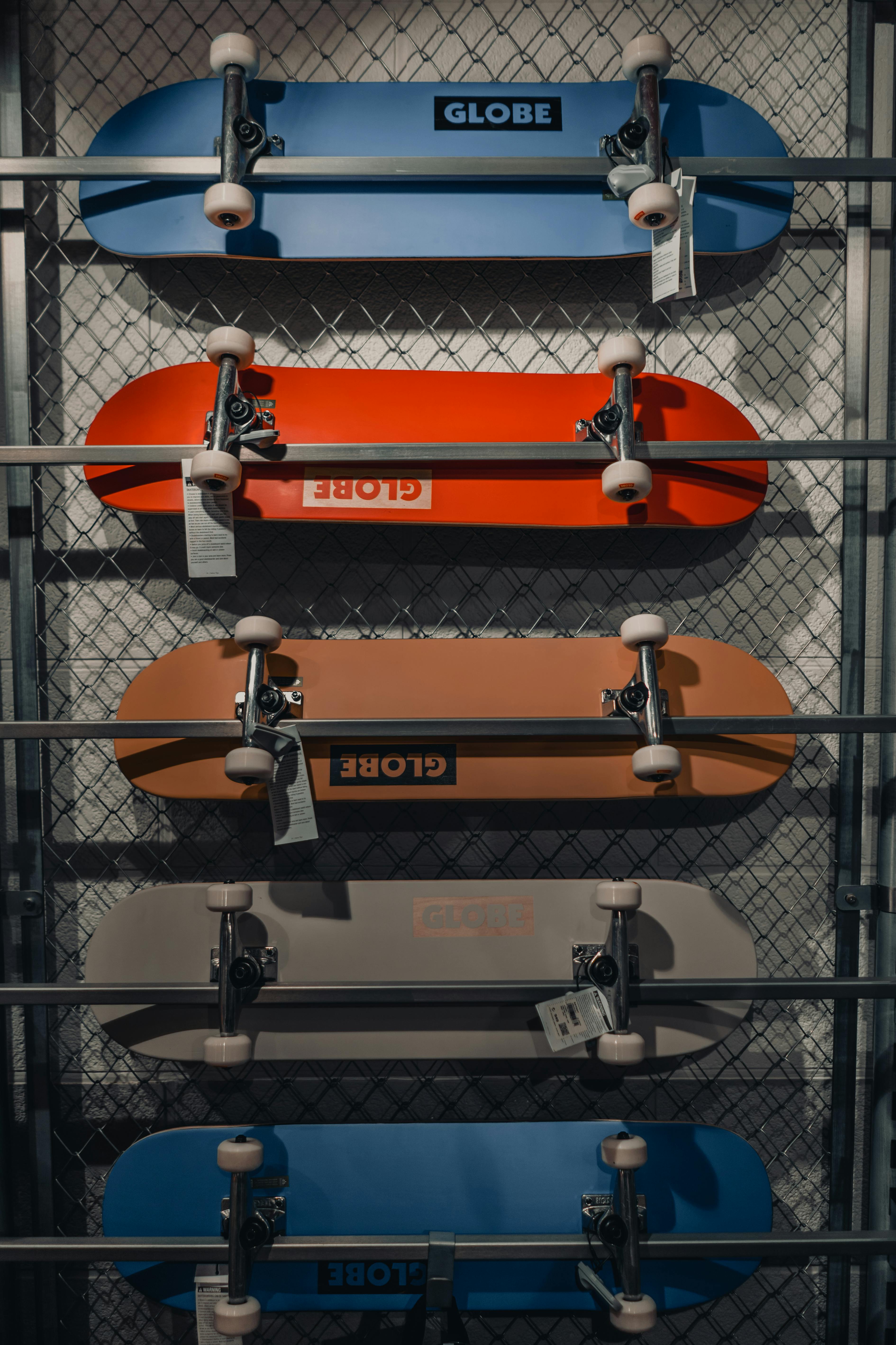 Foto profissional gratuita de #interior, ação, andar de esqueite ...