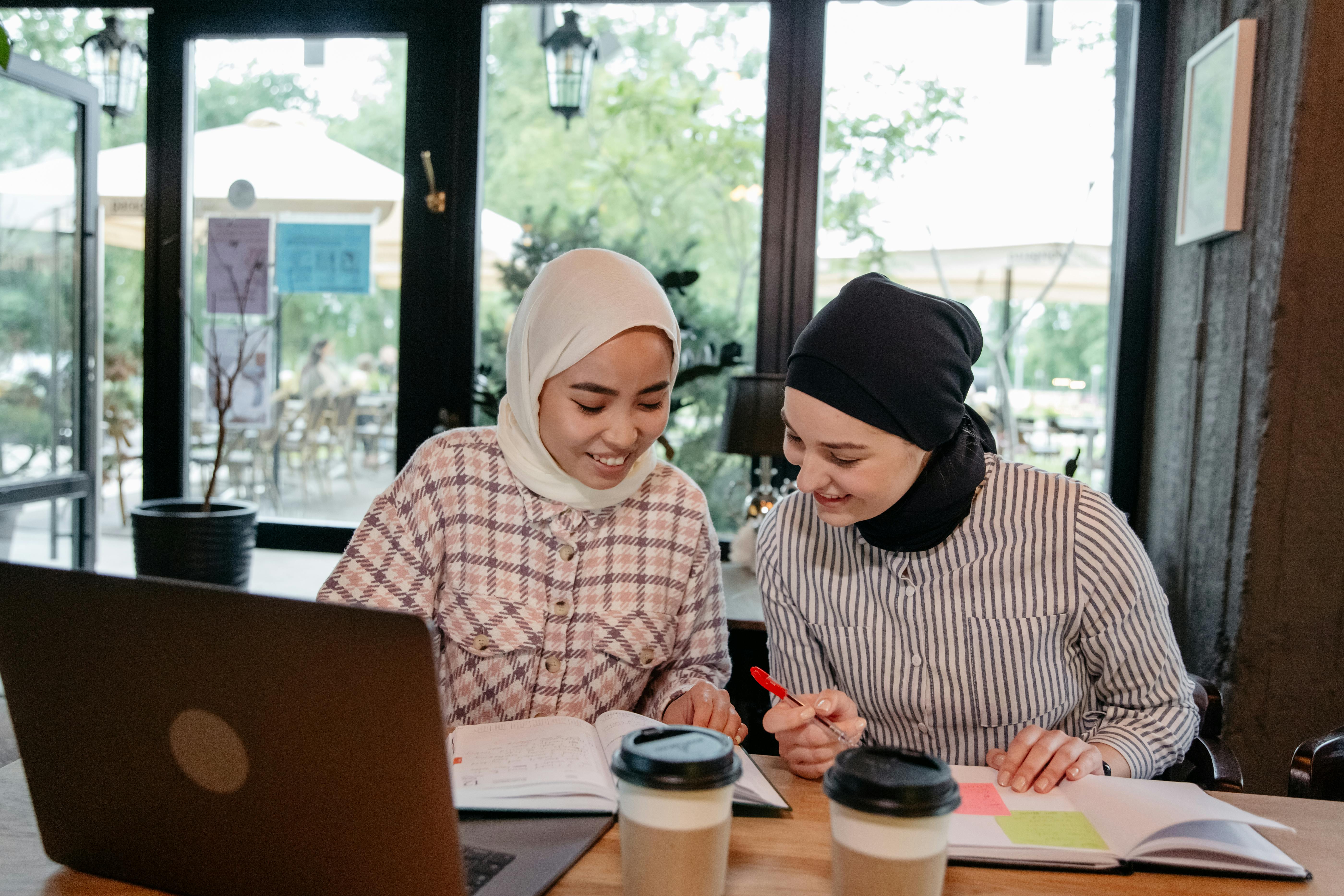 Studying In Cafe Photos, Download The BEST Free Studying In Cafe Stock ...