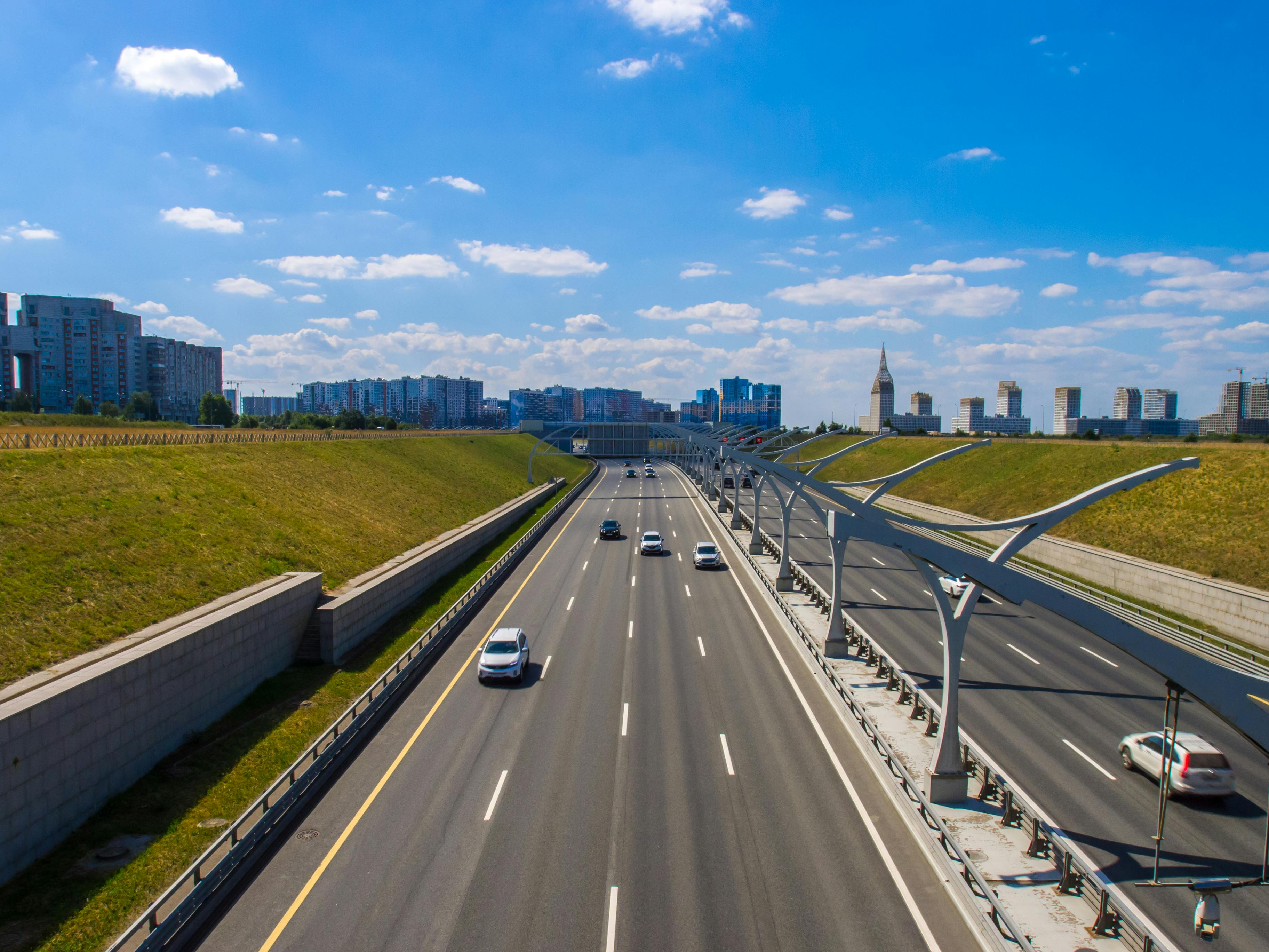 Cars on a Freeway · Free Stock Photo
