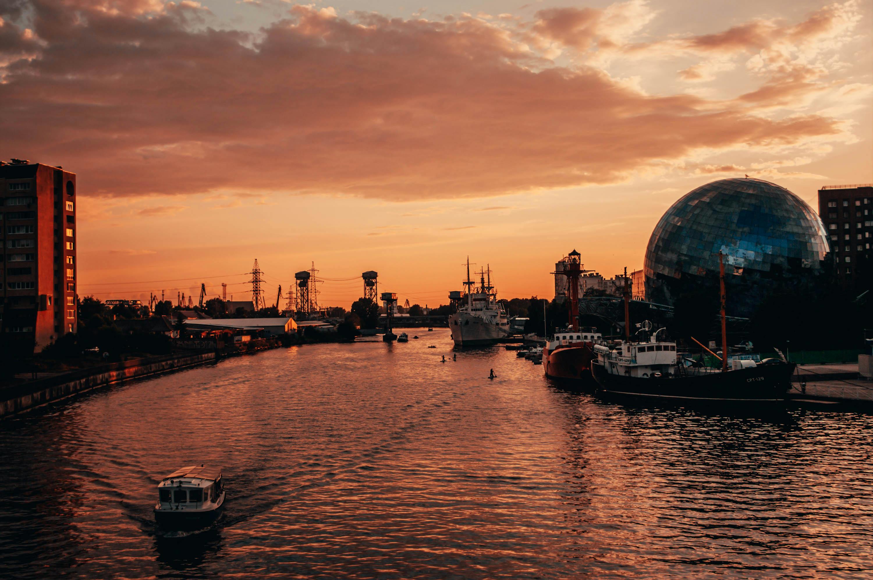 A River in a City · Free Stock Photo