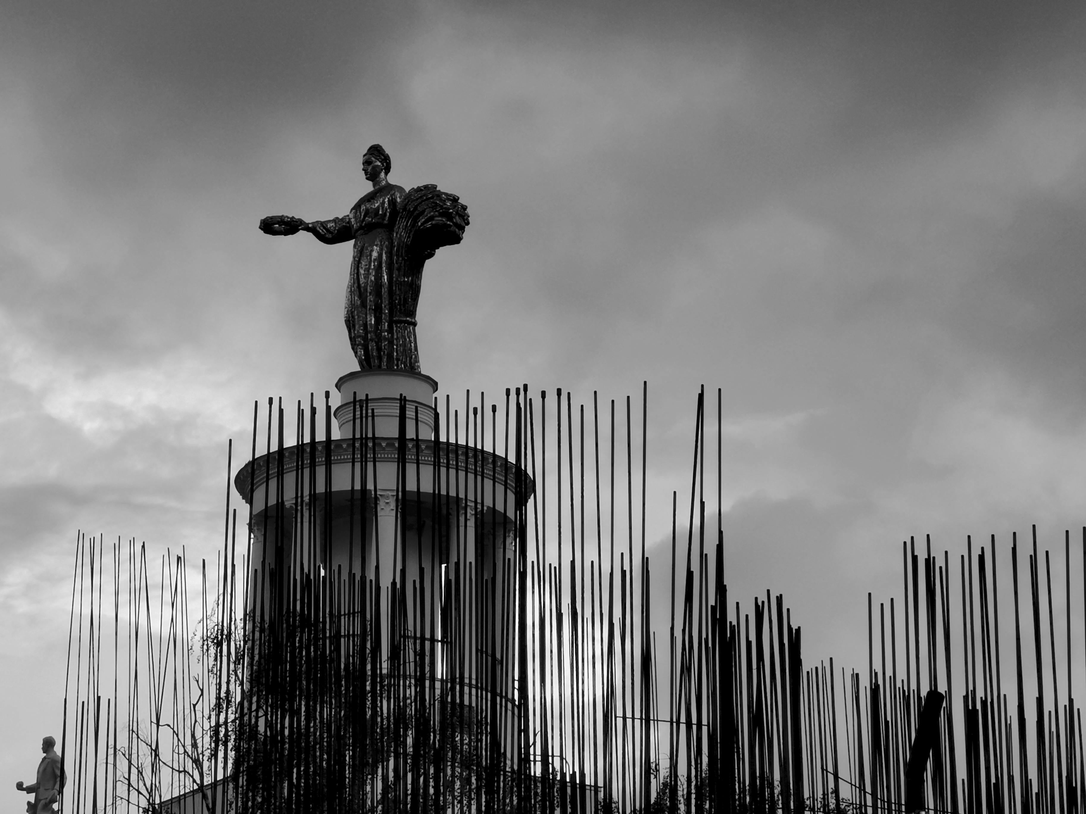 A Grayscale of the French War Memorial in India · Free Stock Photo