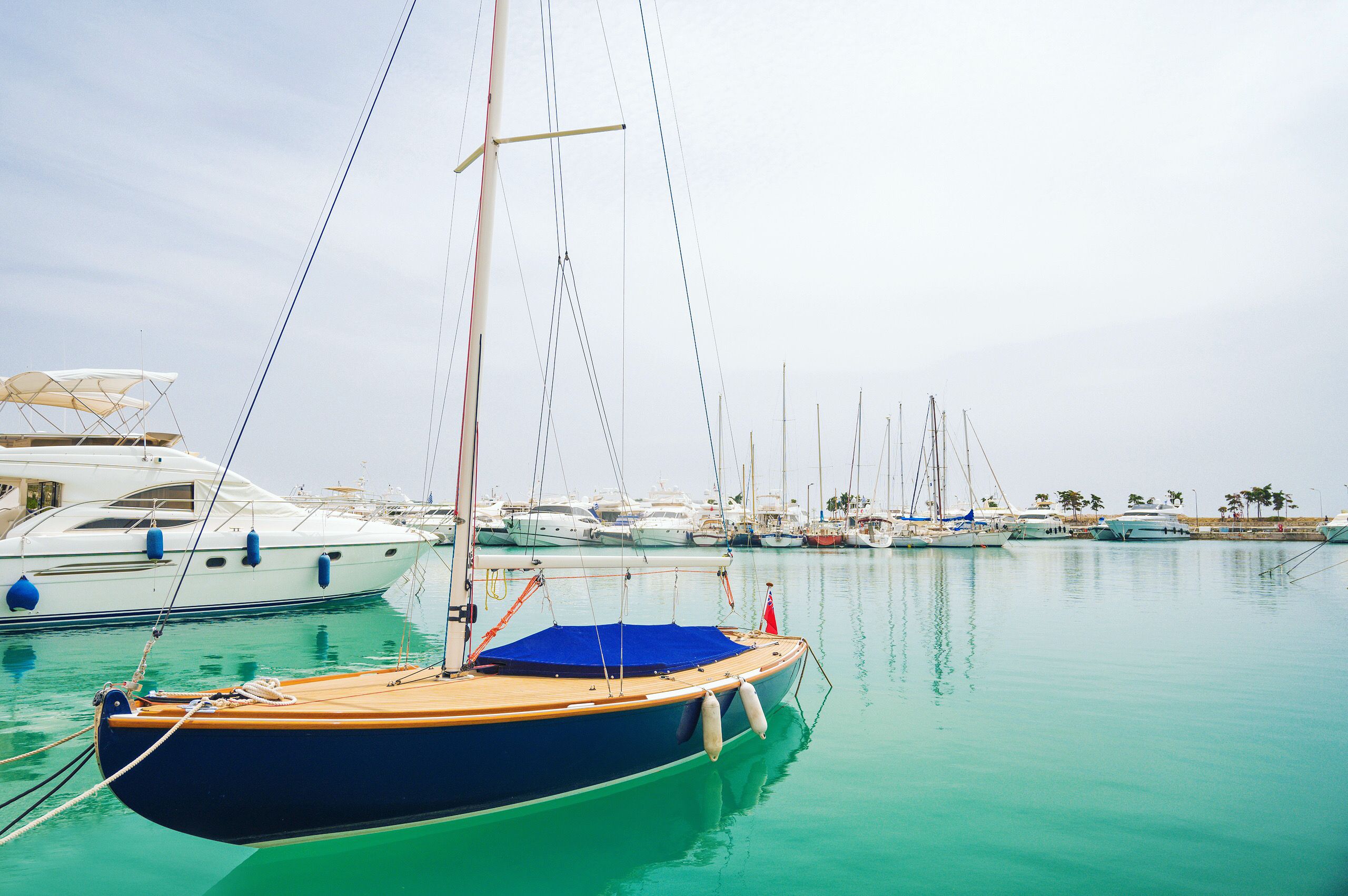 Swimming Boats in a Bay · Free Stock Photo