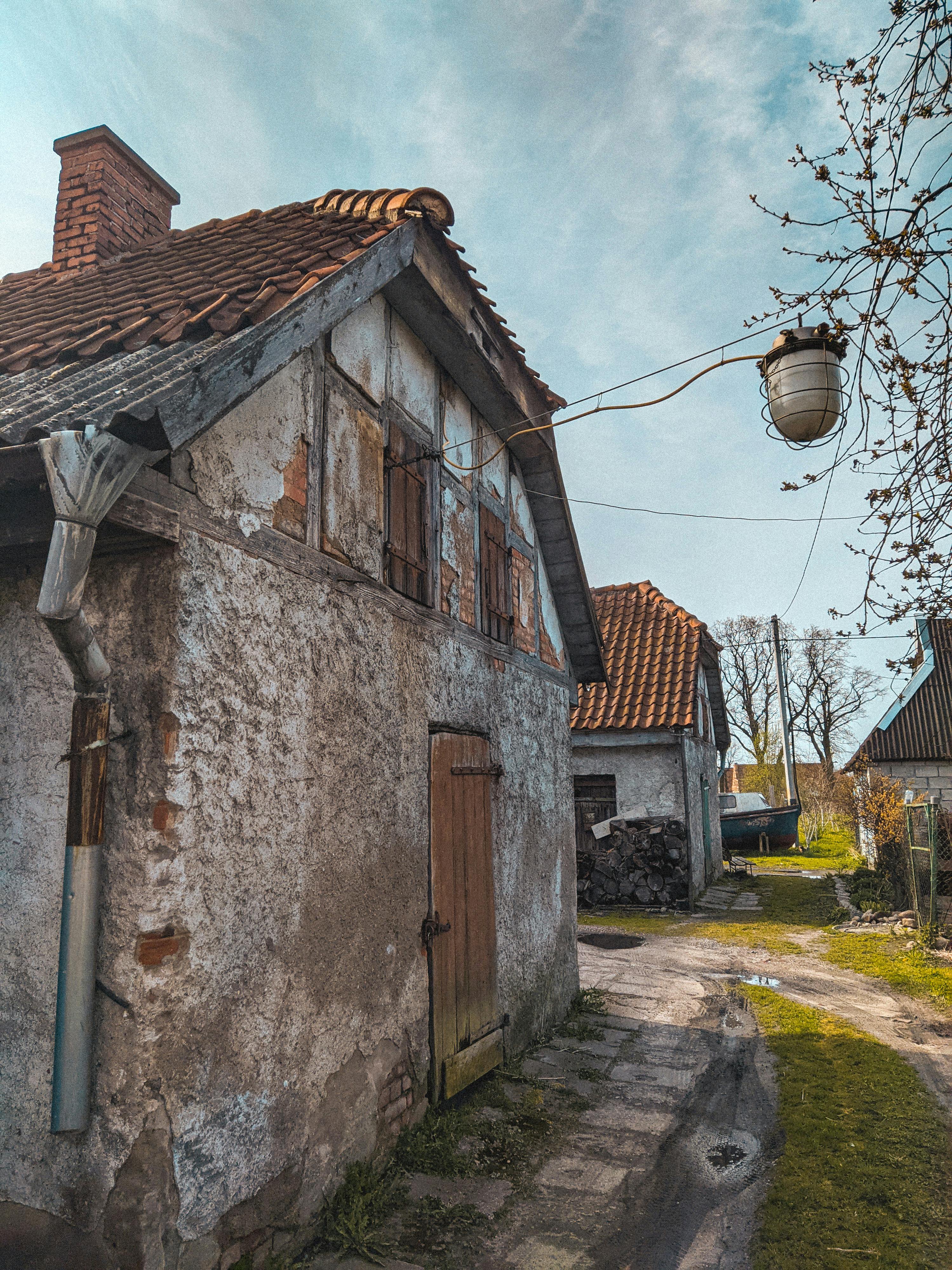 Exterior of a Damaged Village House · Free Stock Photo