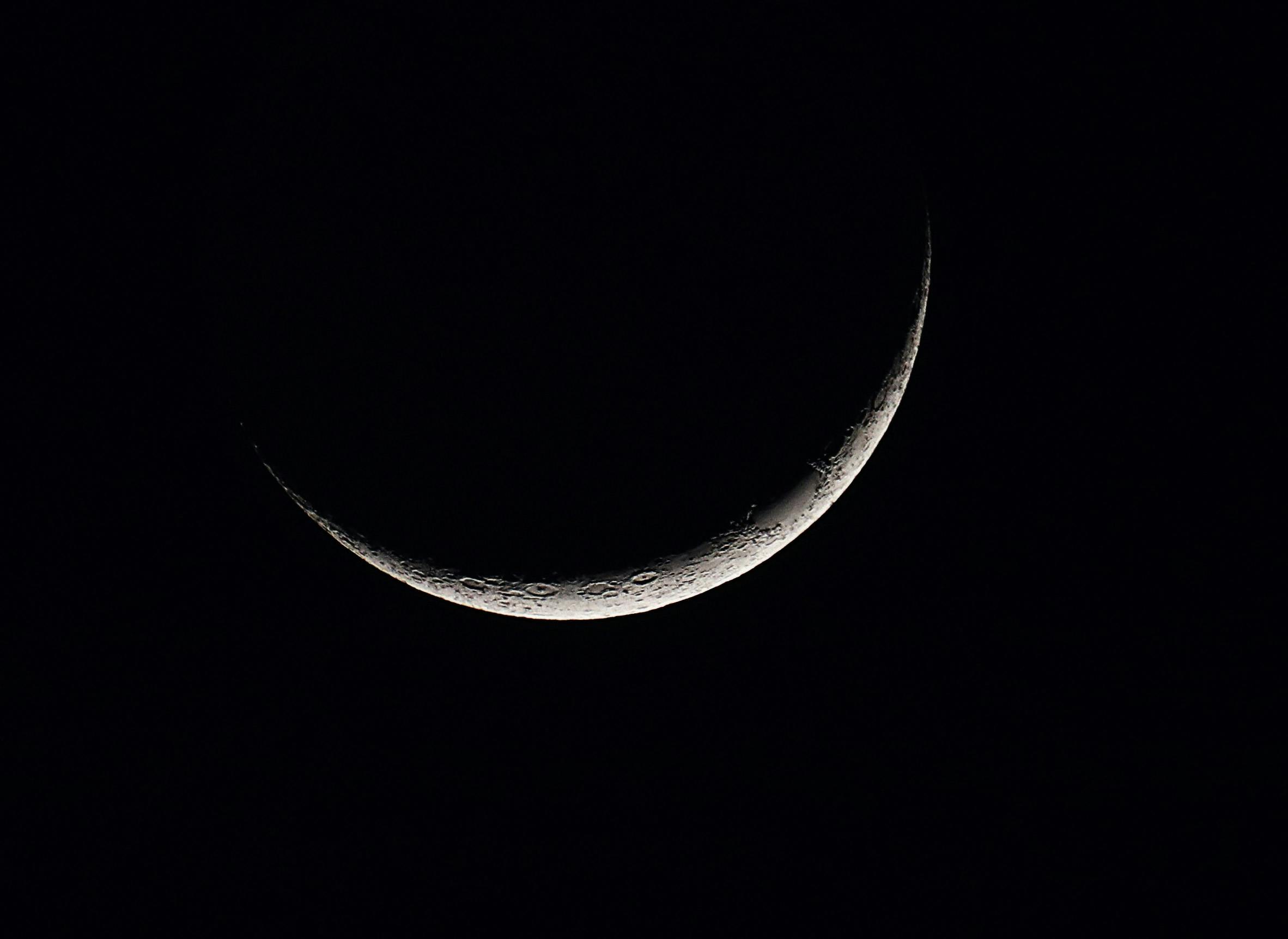 Crescent on a Night Sky · Free Stock Photo