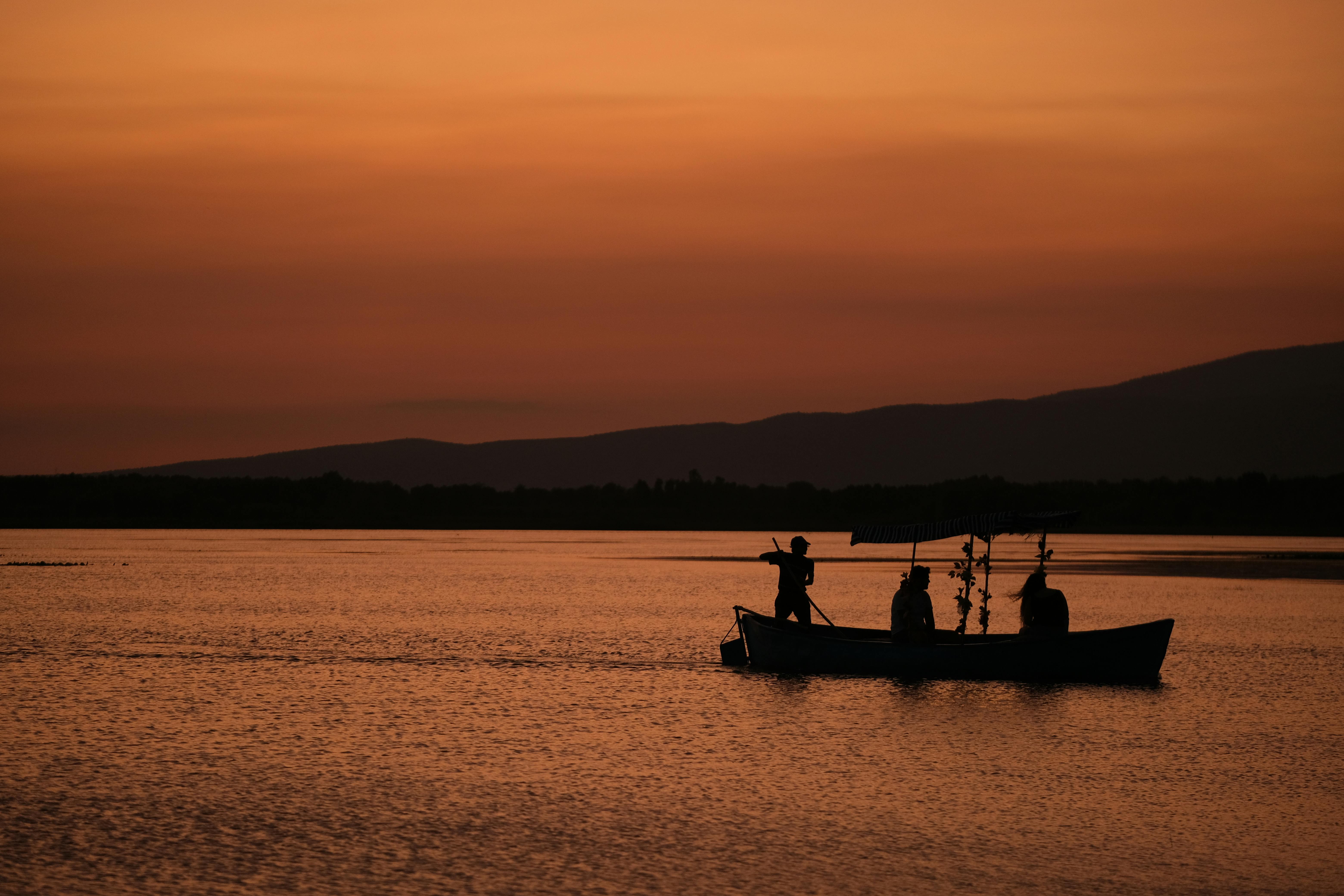People Getting on a Boat · Free Stock Photo
