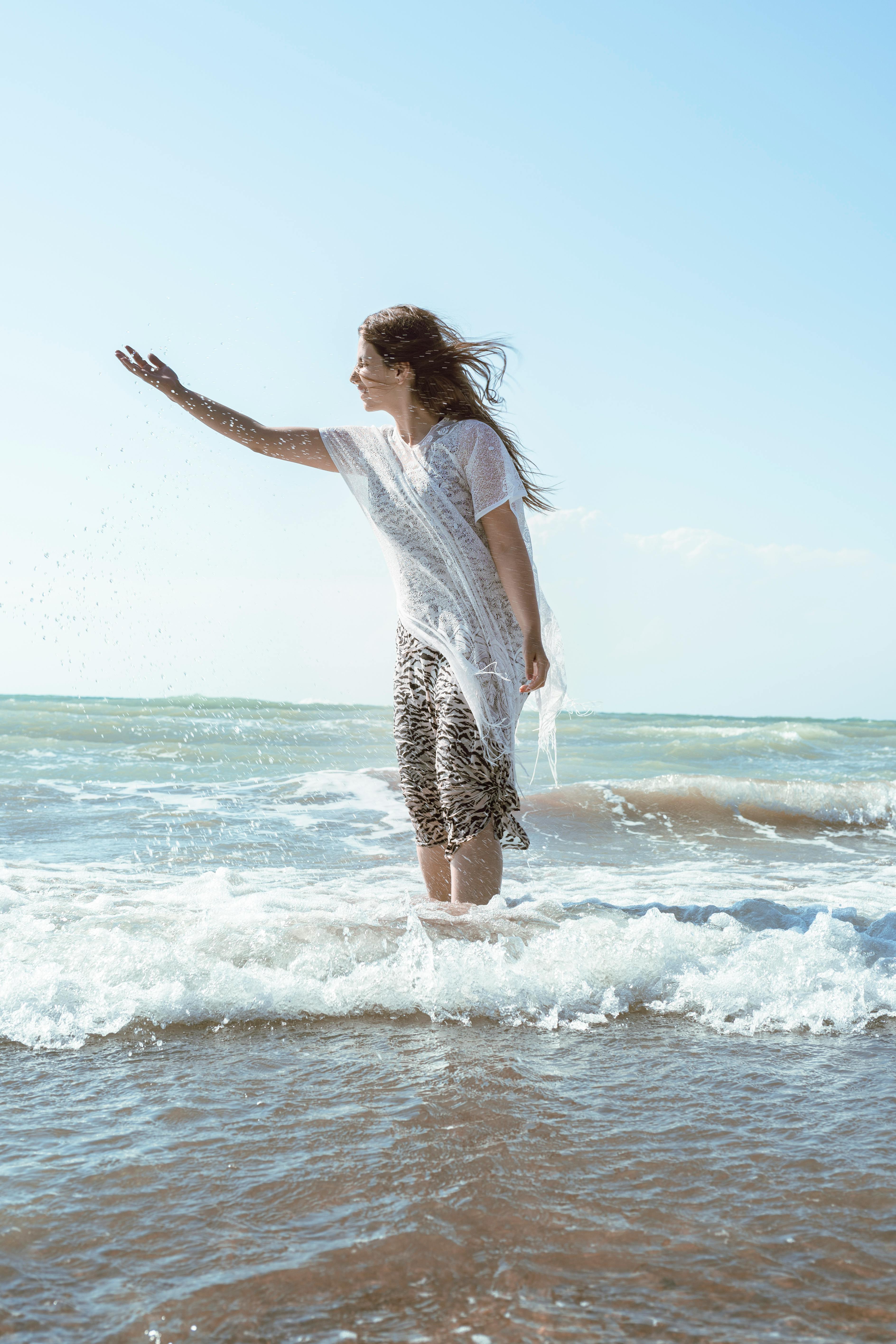 집 밖의 Iskenderun 경치가 좋은 기쁨 동부 지중해 레저 맑은 날 모험 물 물결 무늬 물을 튀기는 밀물과 썰물 바다 바다 거품 바다의