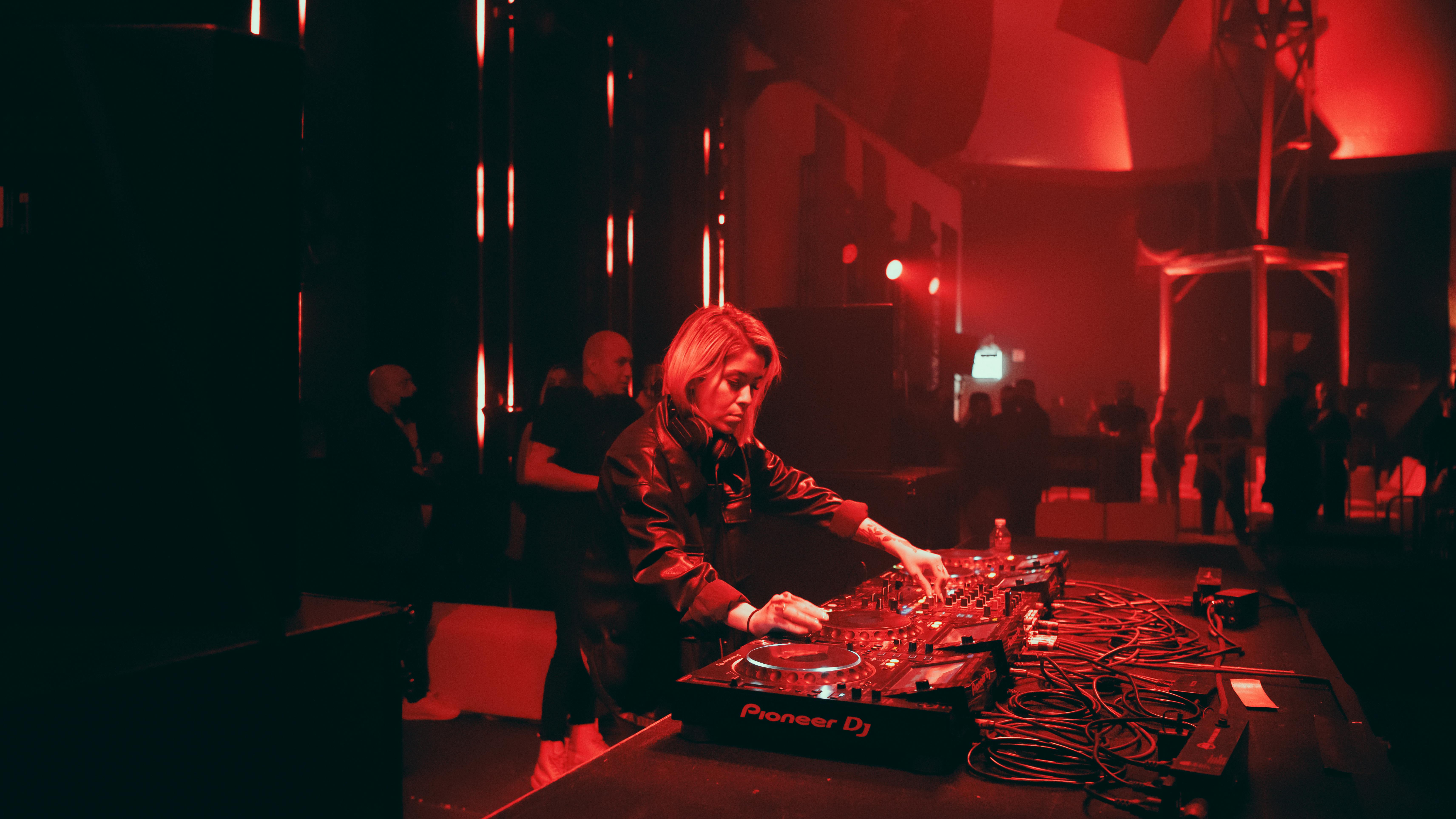 Dj Performing Photos, Download The BEST Free Dj Performing Stock Photos ...