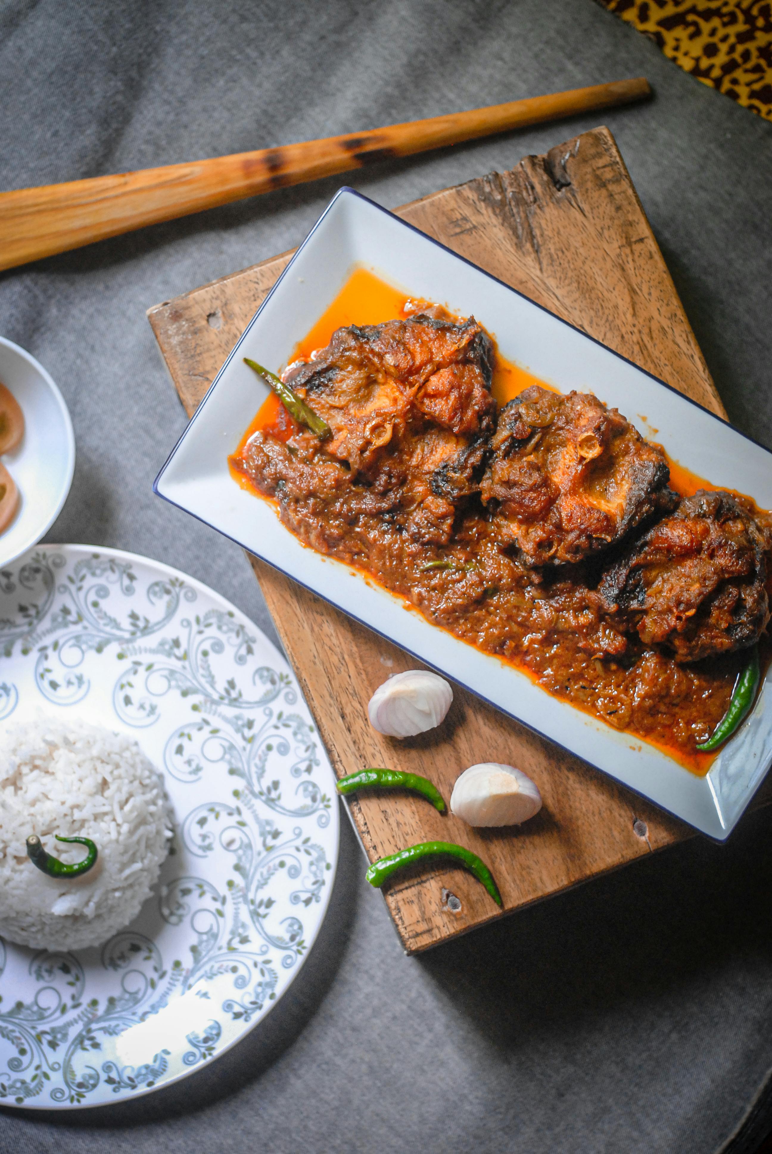 Aliments Cuits Sur Plaque Blanche · Photo gratuite