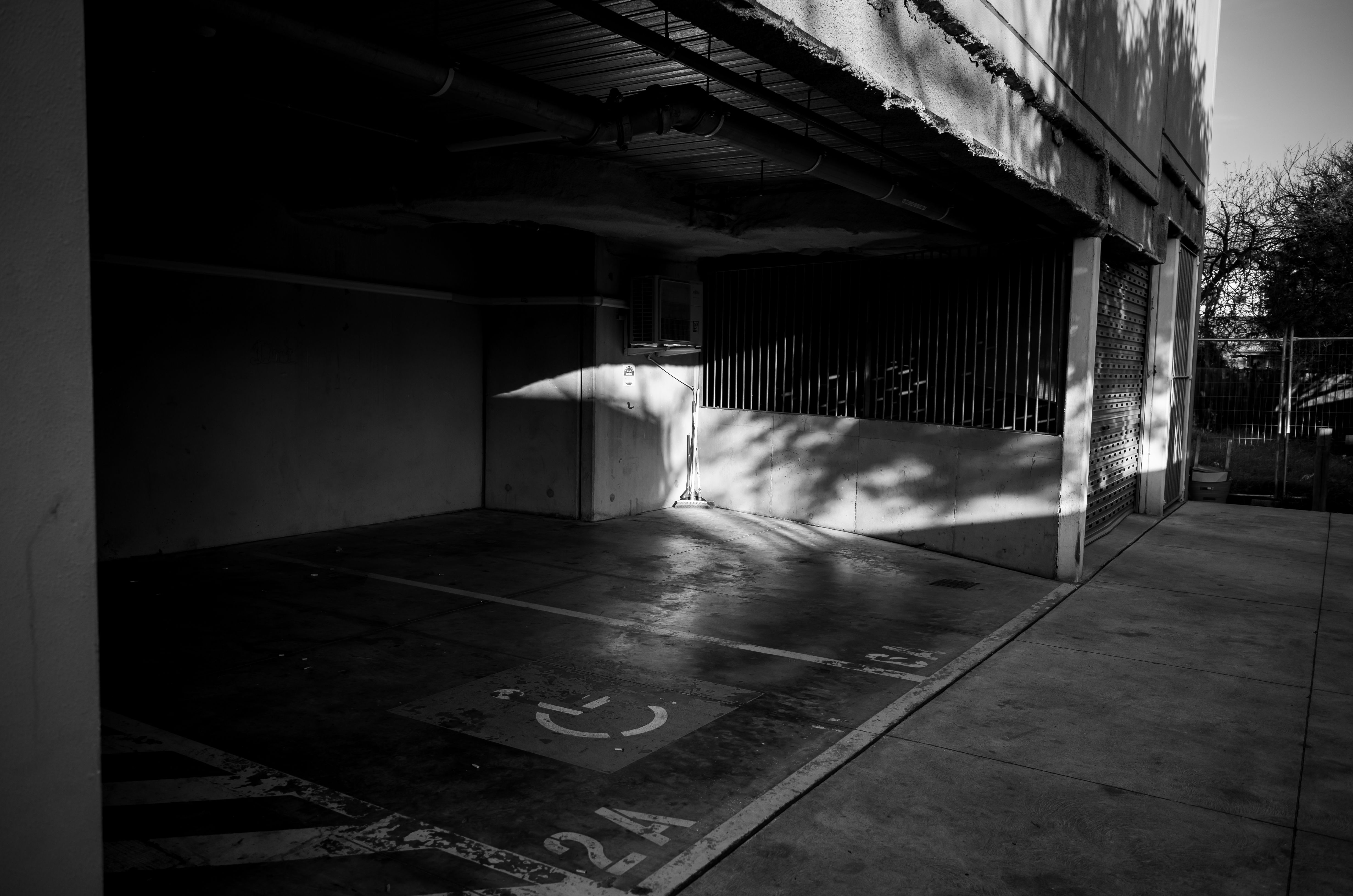 Empty Garage Photos, Download The BEST Free Empty Garage Stock Photos ...