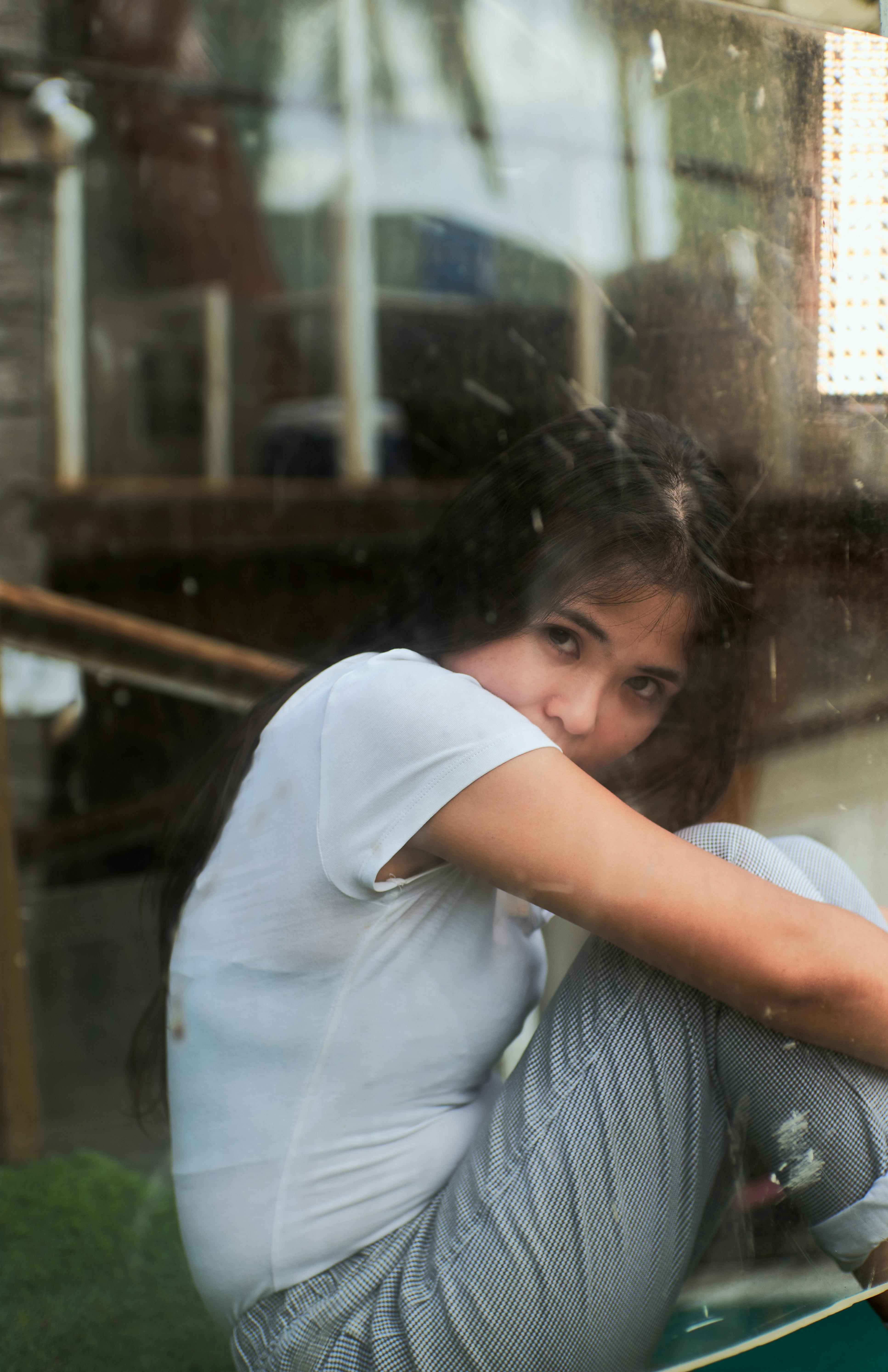 Foto de stock gratuita sobre mujer, sentado, tiro vertical