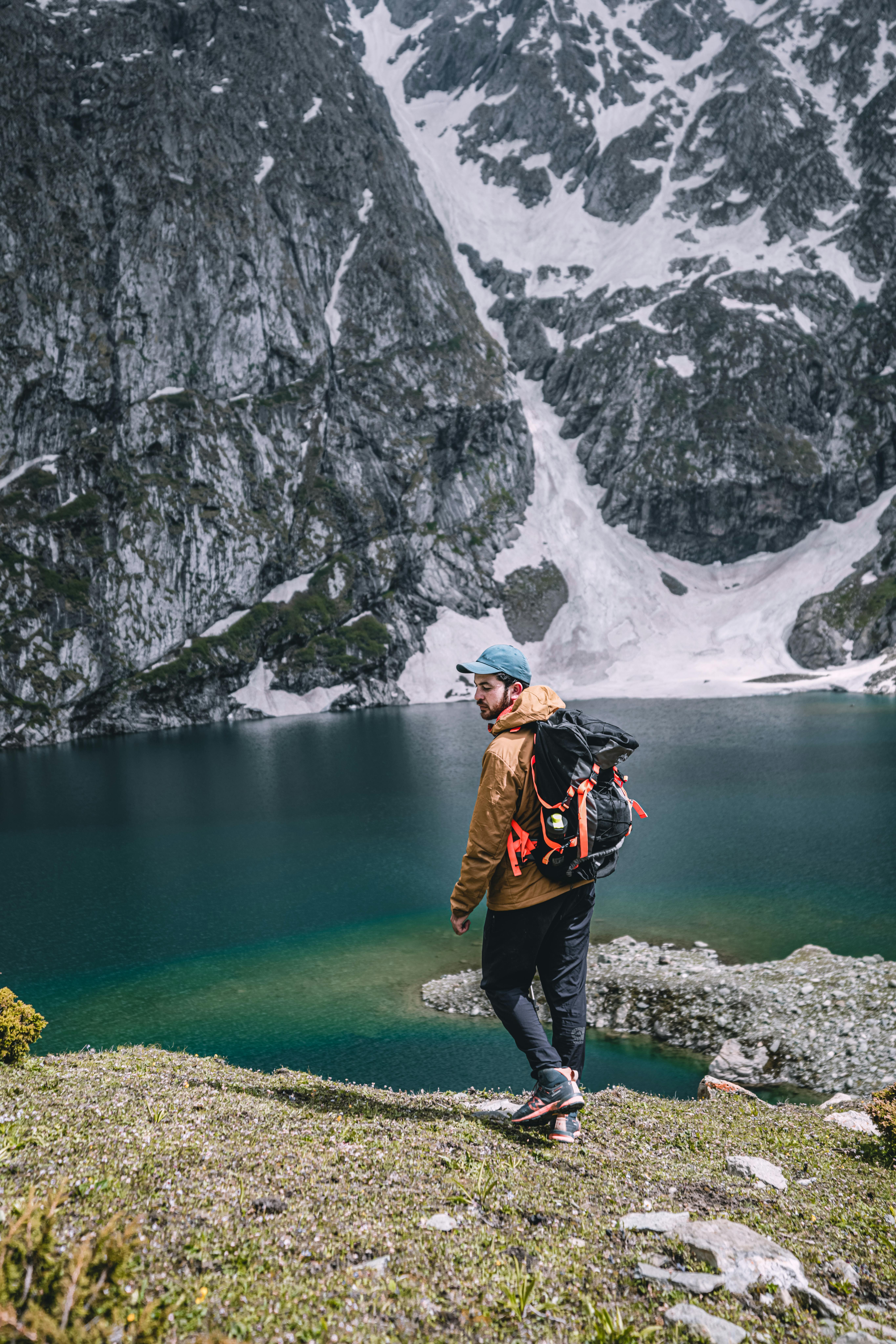 Man near Lake and Rocks · Free Stock Photo