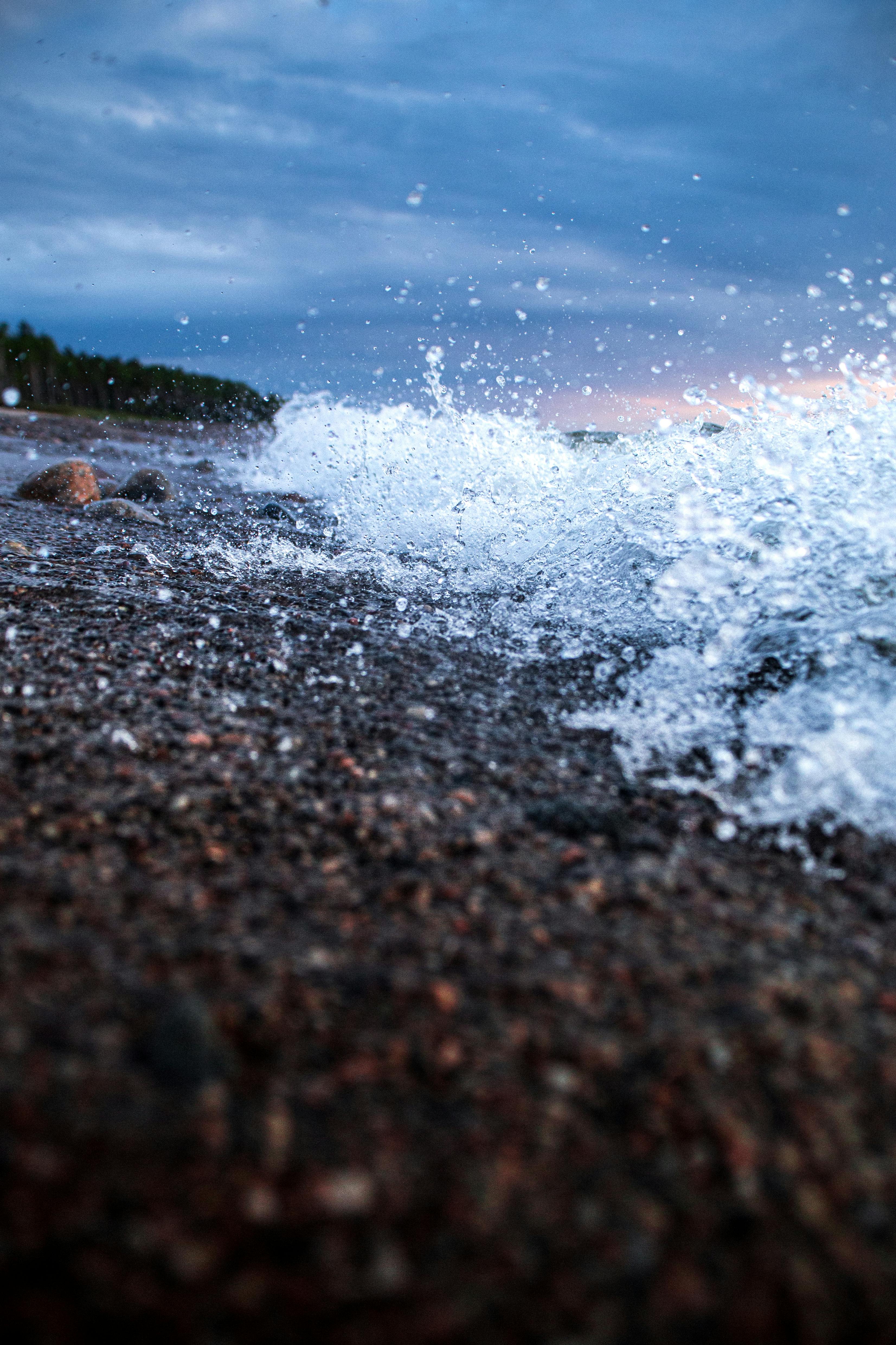 Close-up of Waves Splashing on the Shore · Free Stock Photo