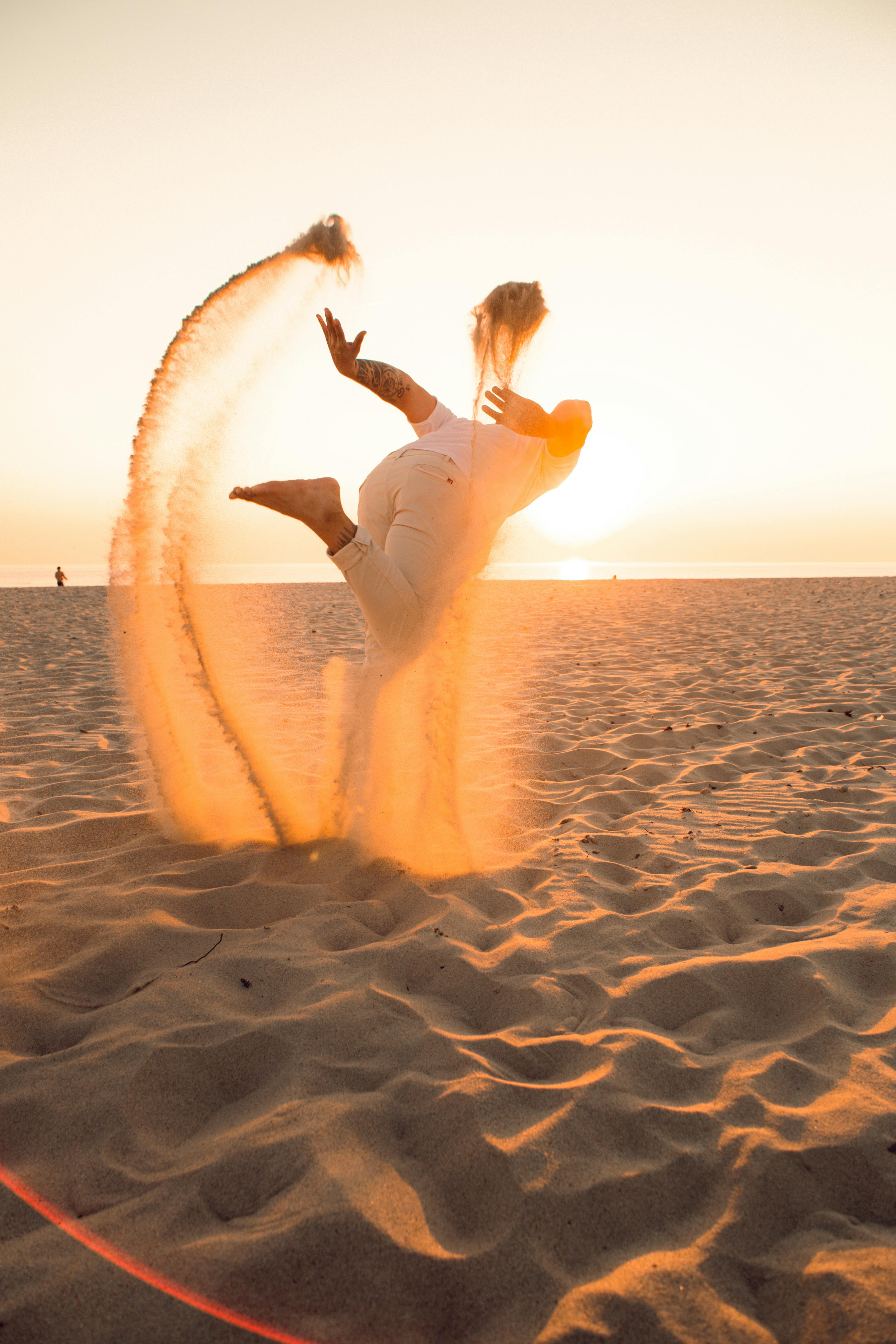 Kacamata Lensa Merah Di Pasir Dekat Laut Pada Fotografi Fokus Selektif ...