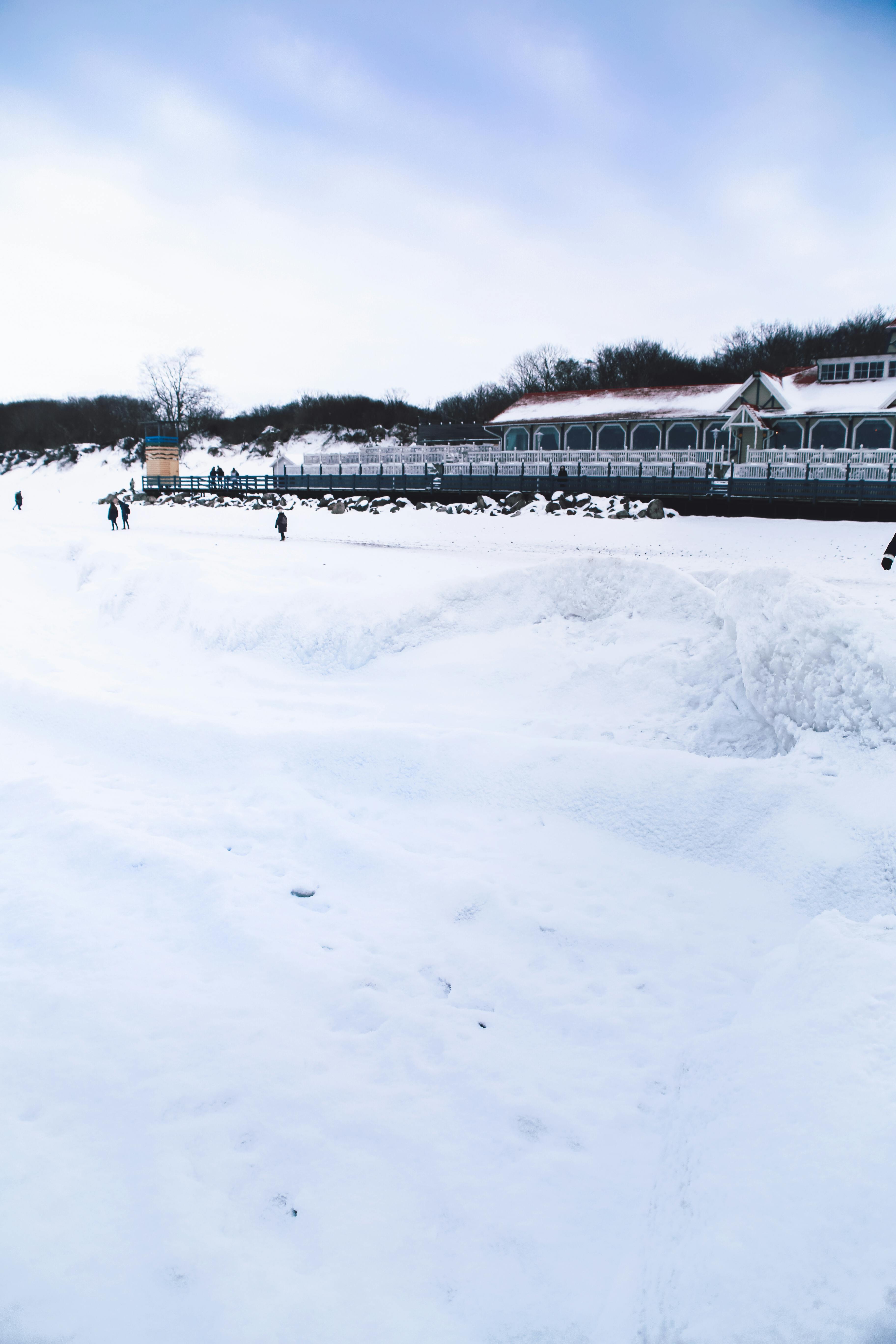 Ski Building Photos, Download The BEST Free Ski Building Stock Photos ...