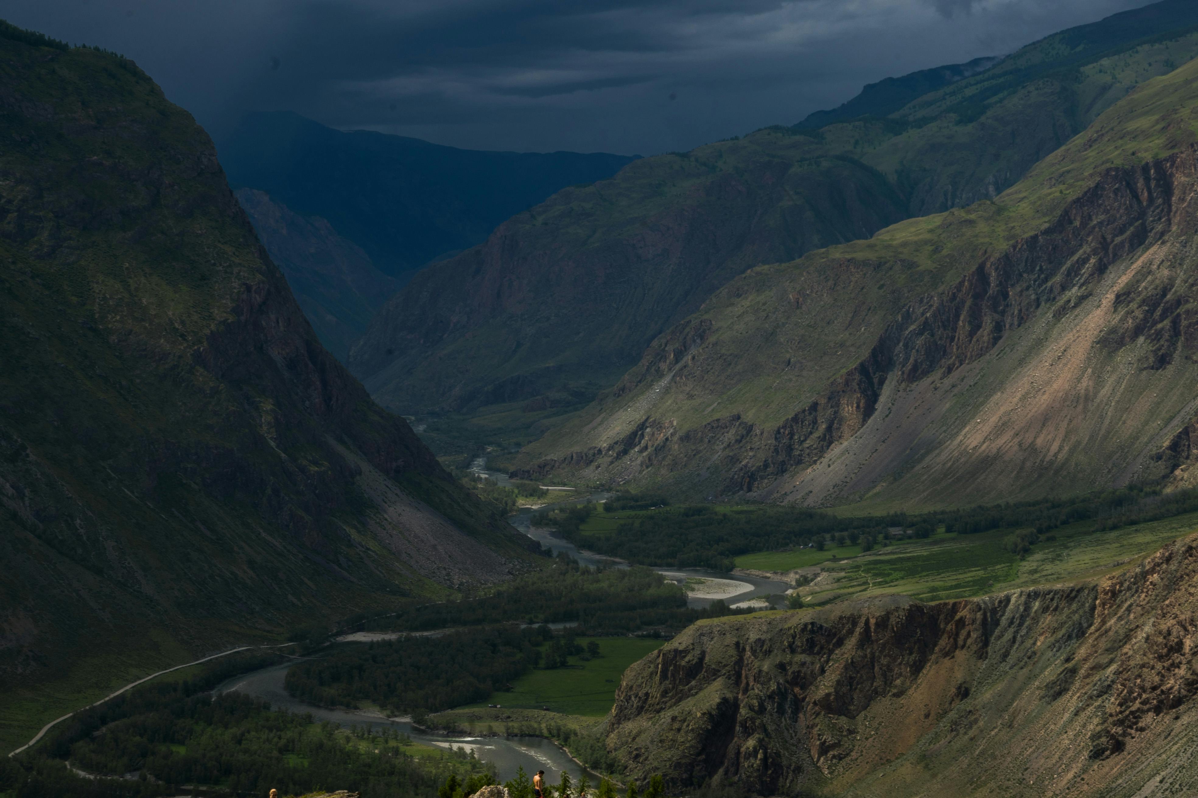 River between Mountains · Free Stock Photo