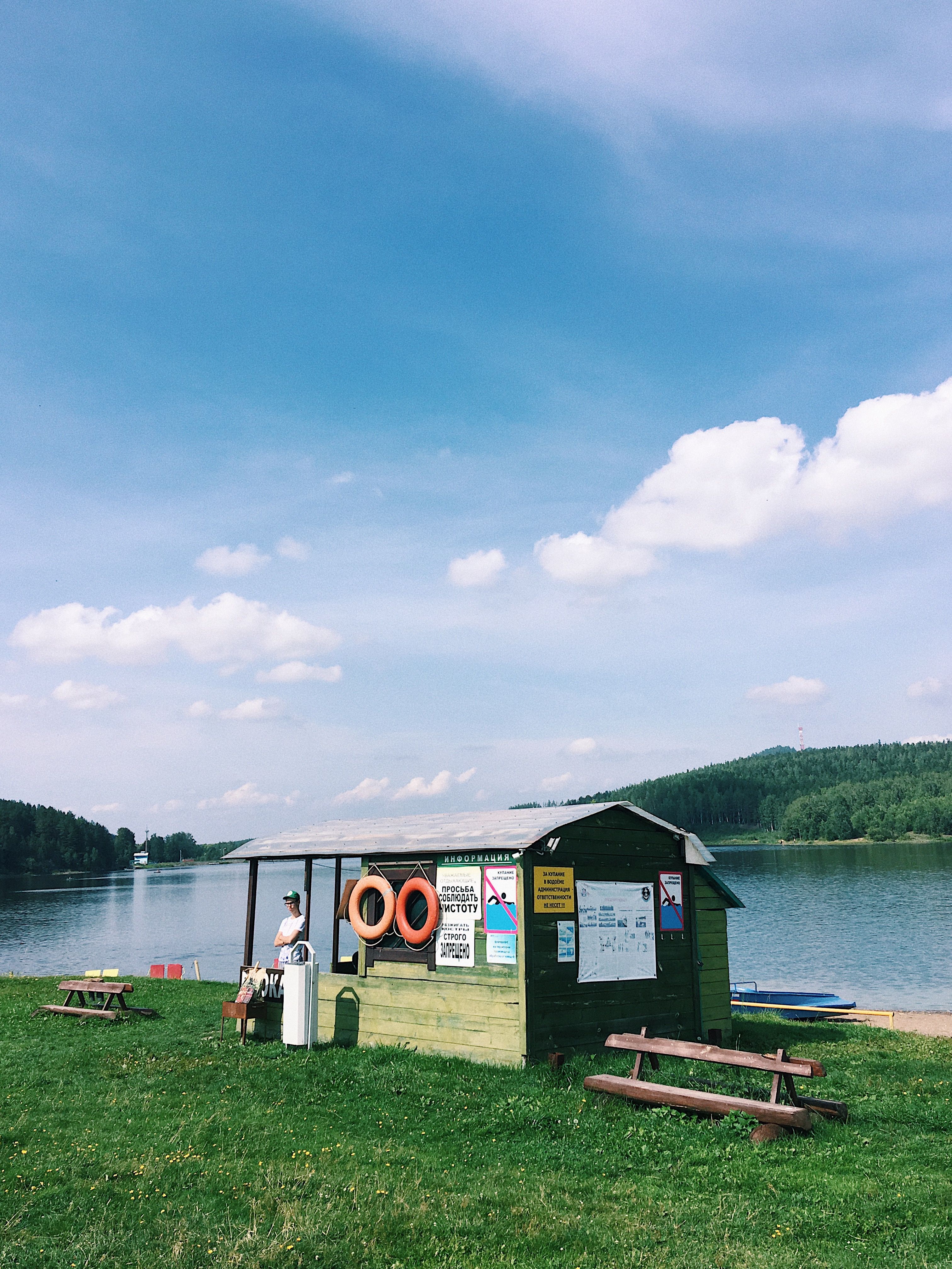 Hut on Lakeshore · Free Stock Photo