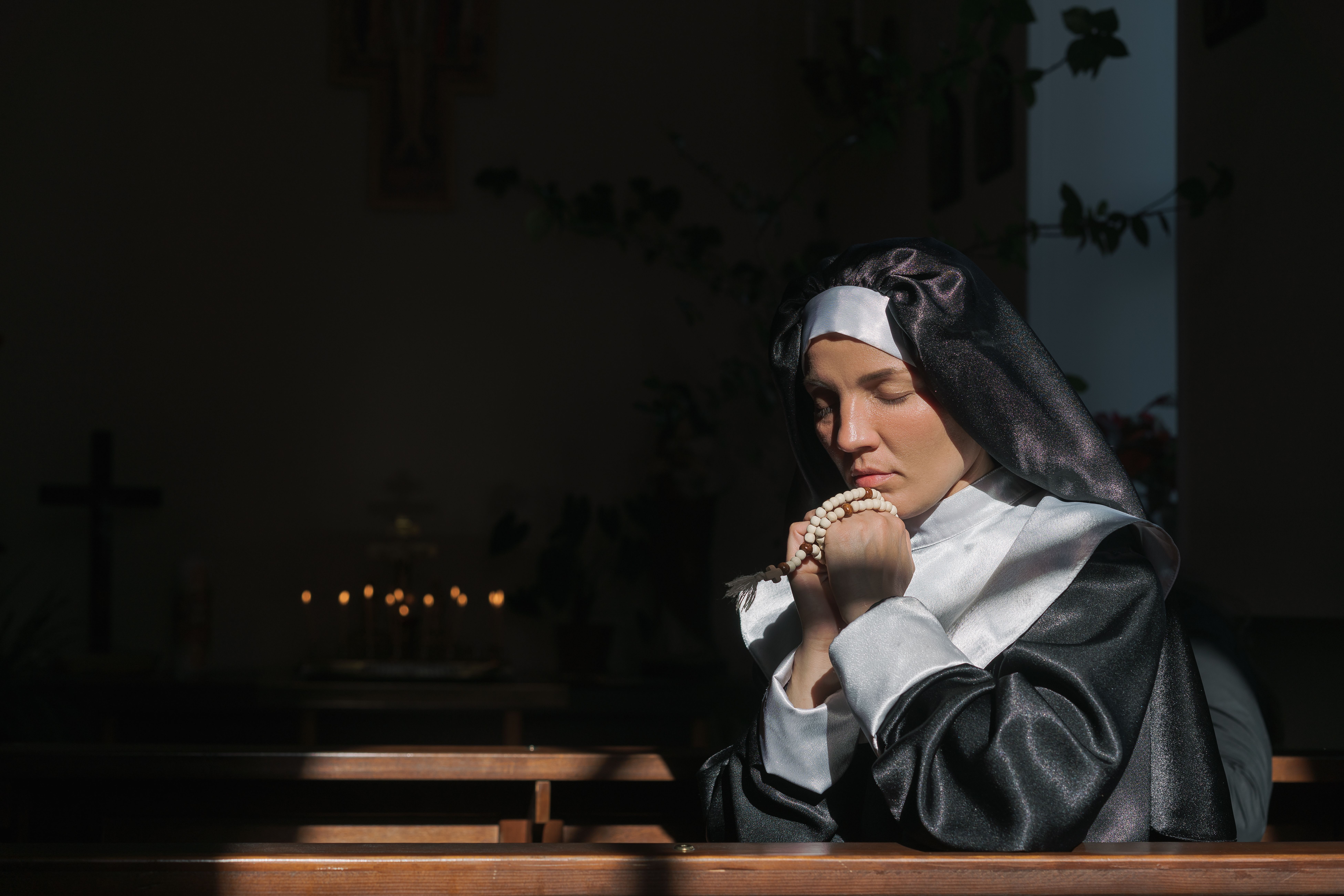 Woman Praying inside the Church · Free Stock Photo